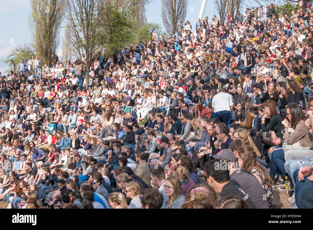 Audience in amphitheatre hi-res stock photography and images - Alamy