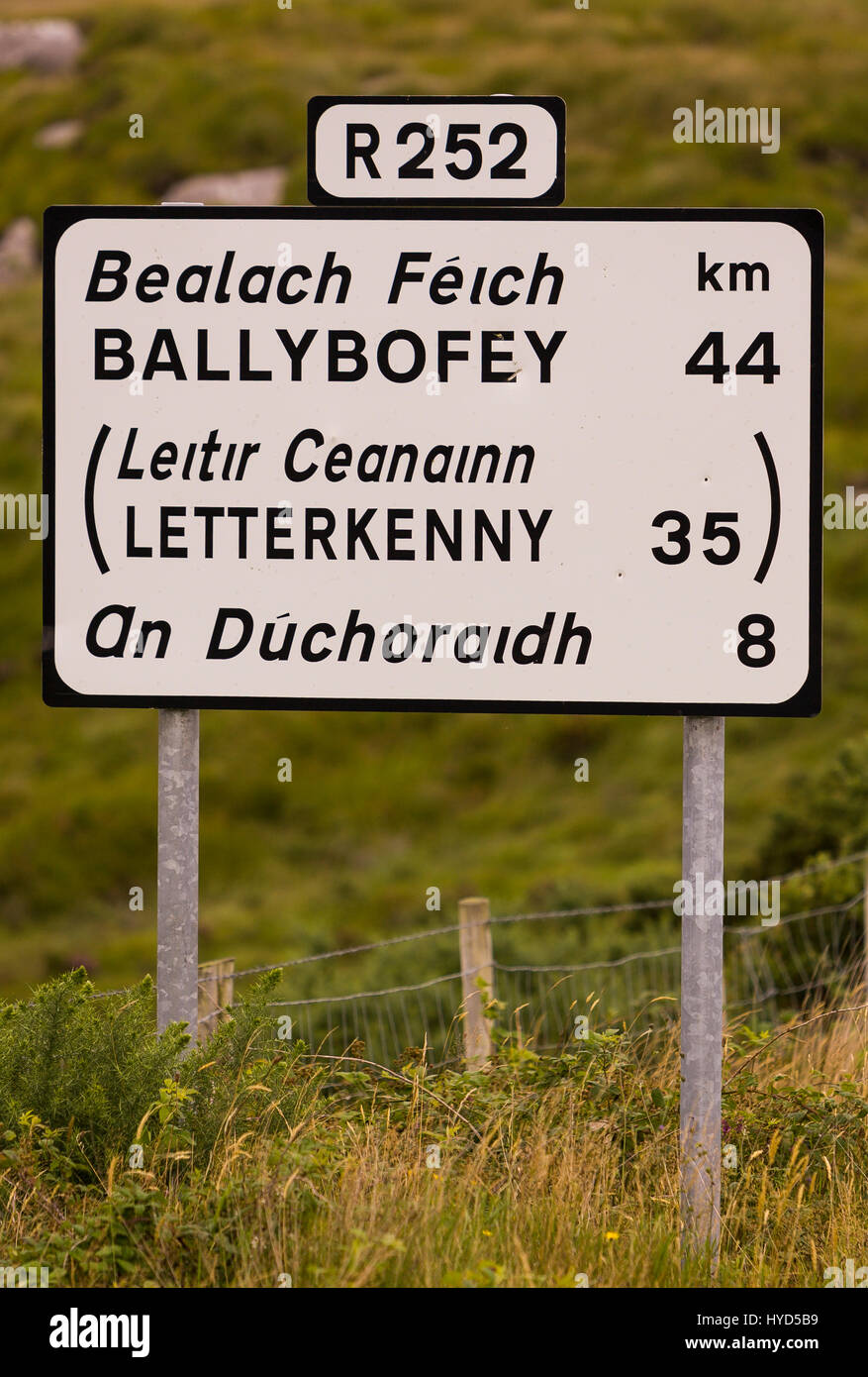 Bilingual irish gaelic english road hi-res stock photography and images ...