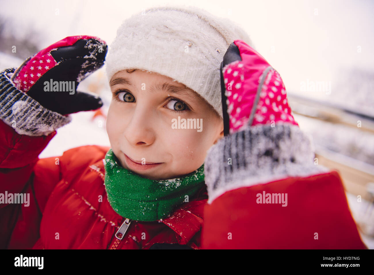 Girl outdoors cold hi-res stock photography and images - Alamy