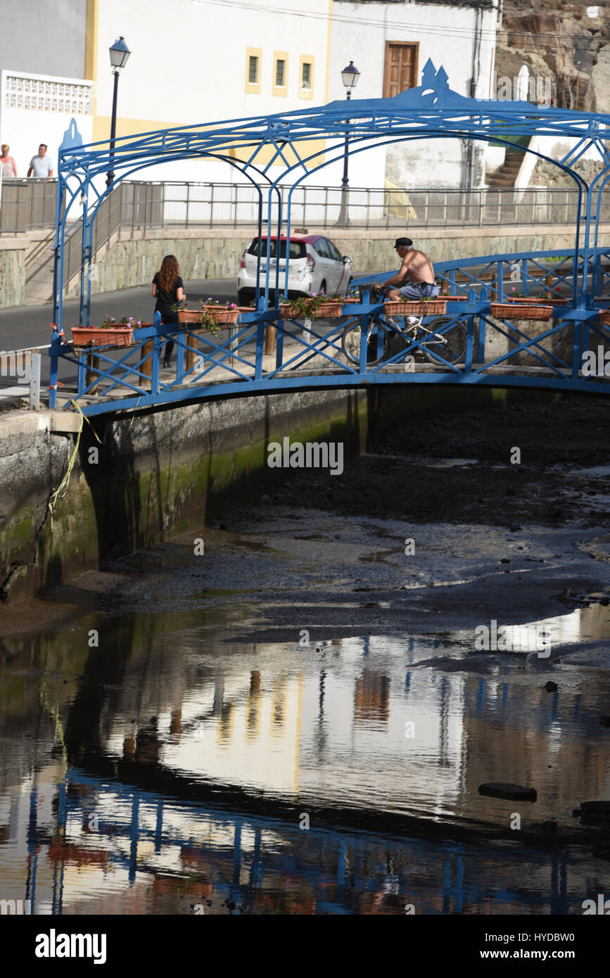 People crossing bridge above dry river Stock Photo - Alamy