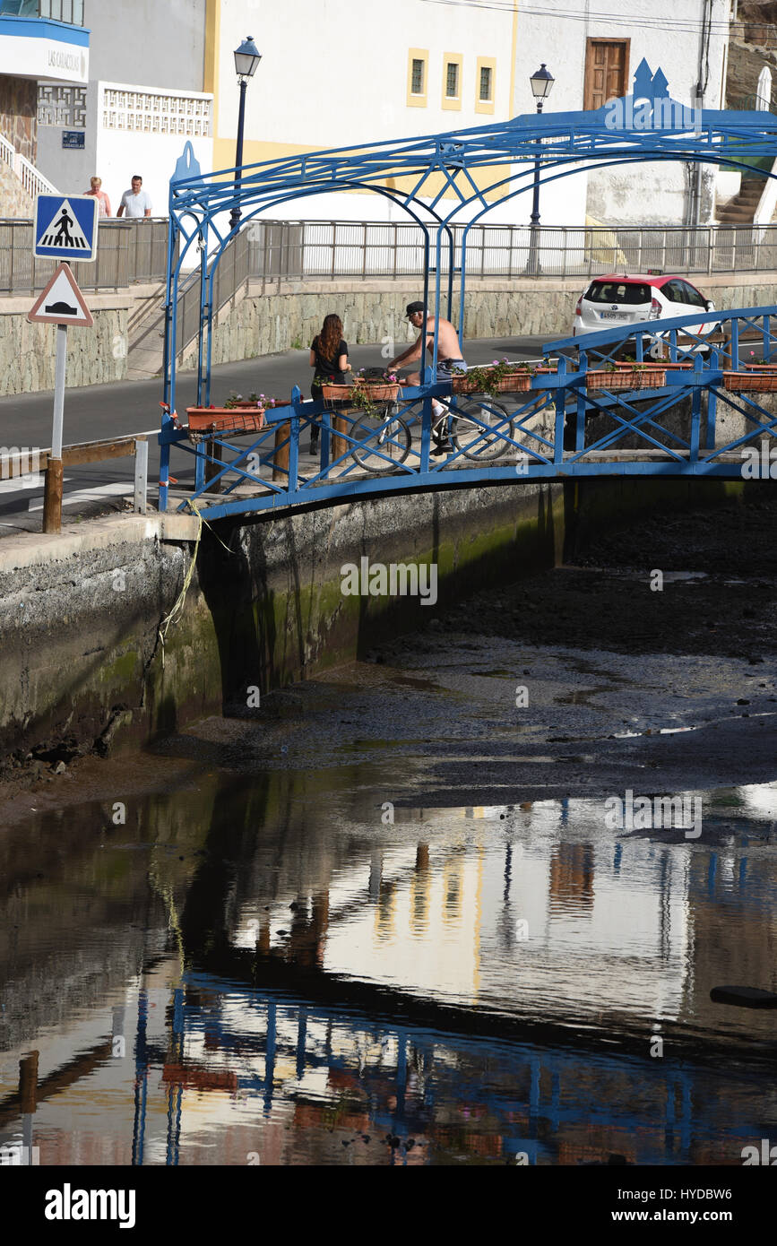 People crossing bridge above dry river Stock Photo - Alamy