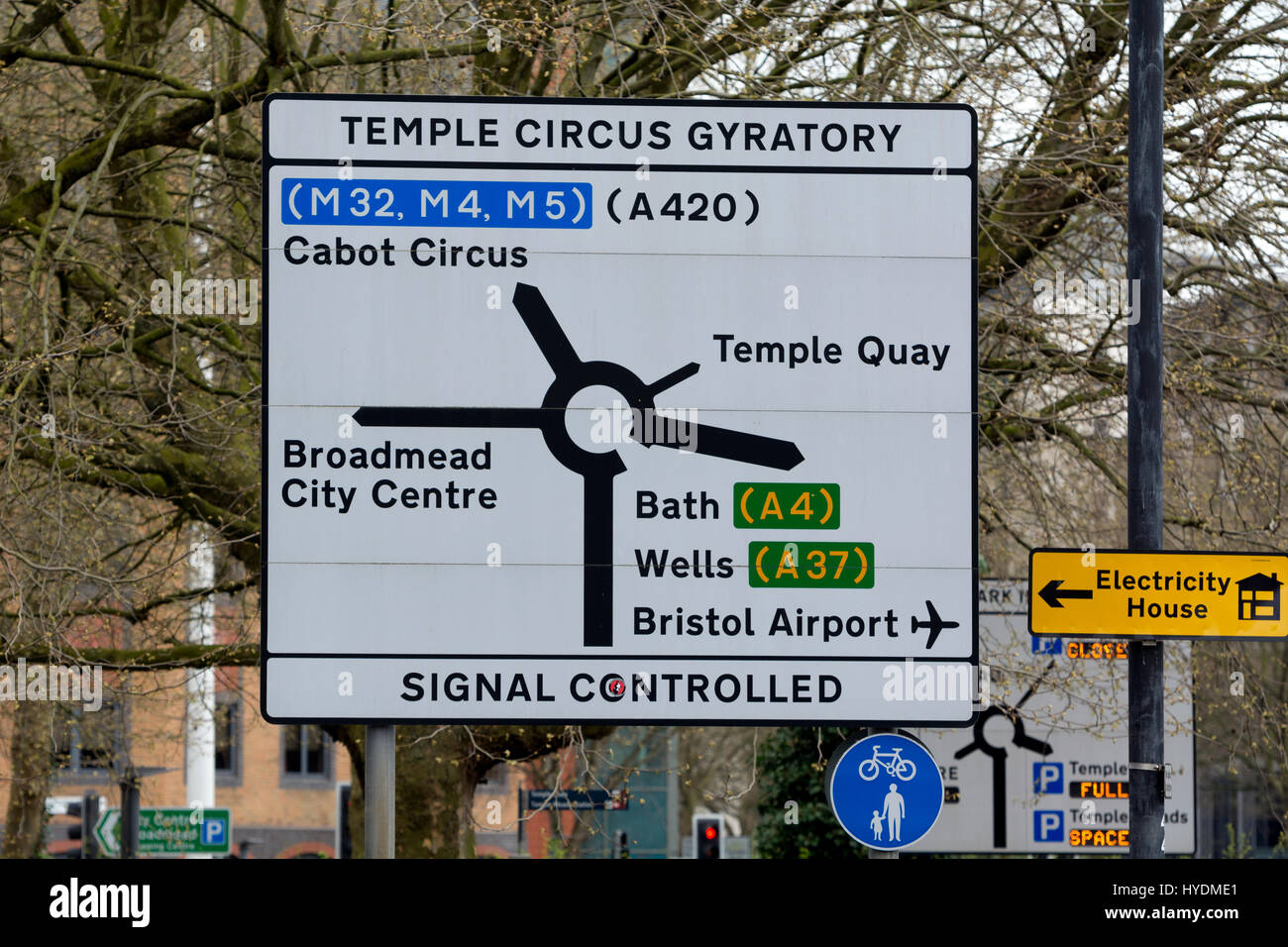 M5 road sign hi-res stock photography and images - Alamy