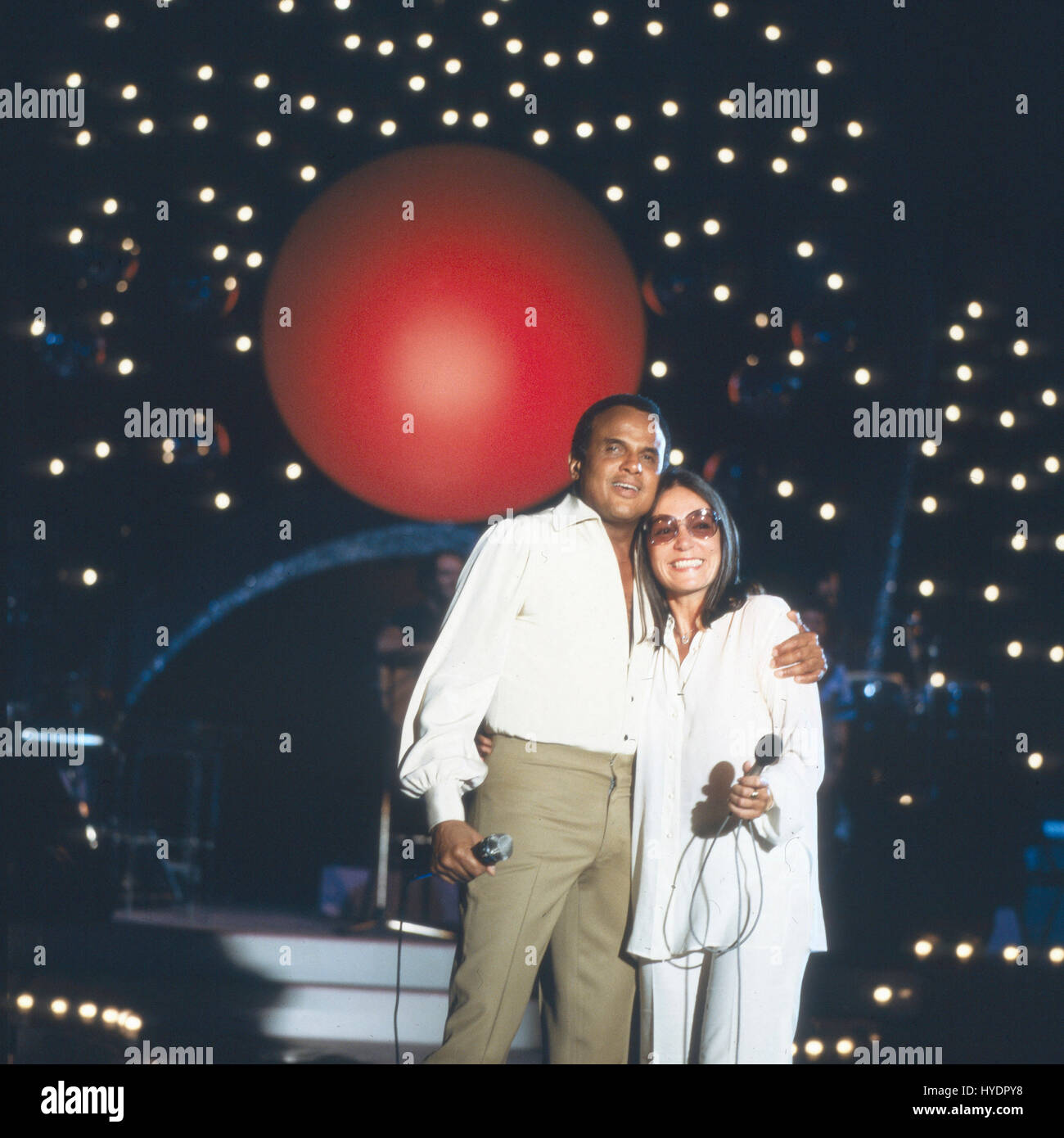 Amerikanischer Sänger, Entertainer und Schauspieler Harry Belafonte bei einem Auftritt mit Nana ...