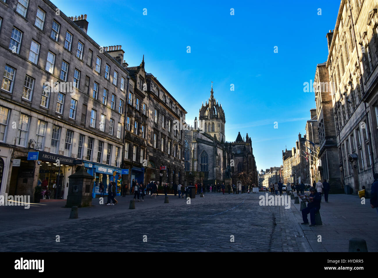 The Royal Mile in a main street in the old town of Edinburgh, Scotland ...
