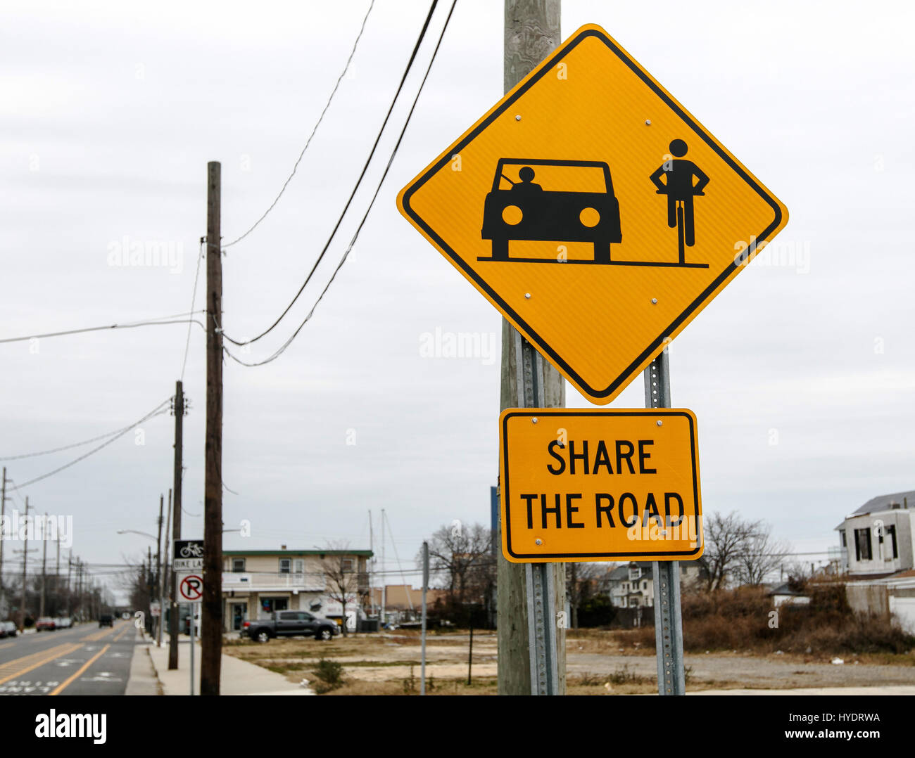 "Share the road" sign Stock Photo - Alamy