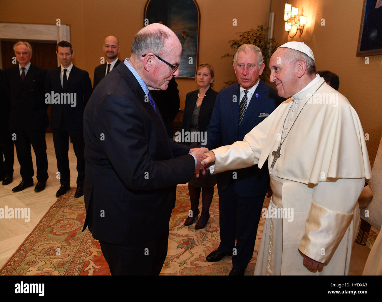 The Sun royal photographer Arthur Edwards shakes hands with Pope ...