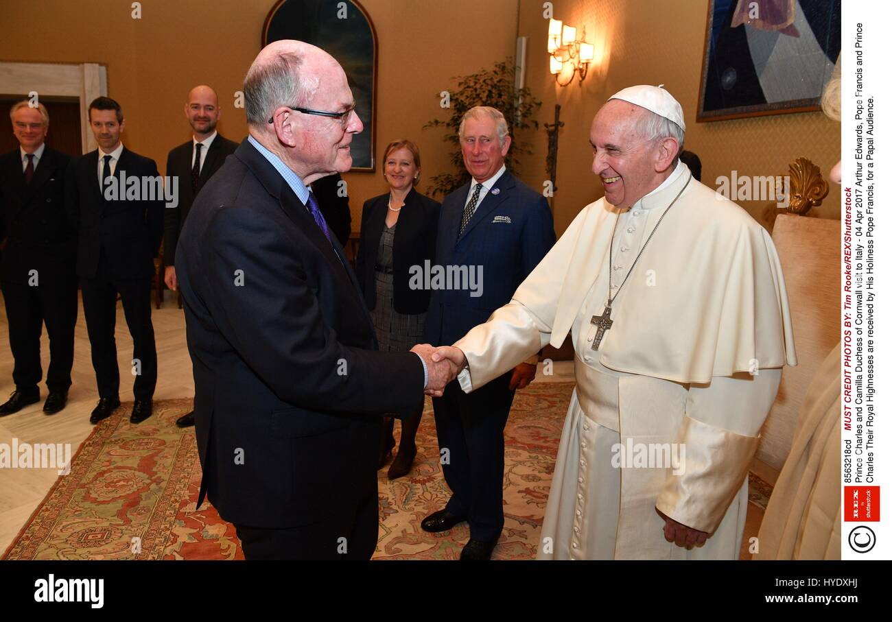The Sun royal photographer Arthur Edwards shakes hands with Pope ...