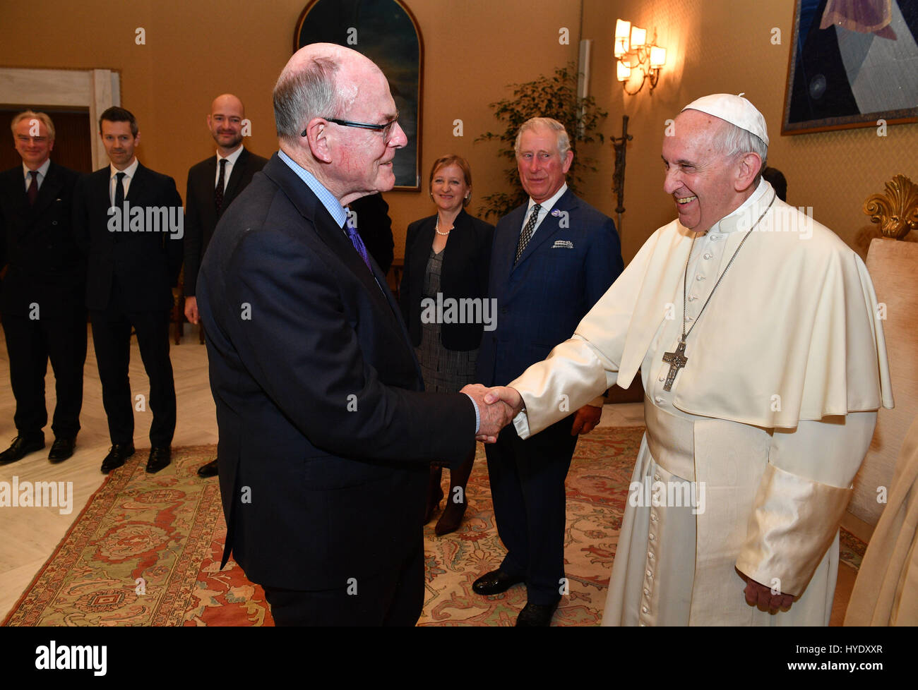 The Sun royal photographer Arthur Edwards shakes hands with Pope ...