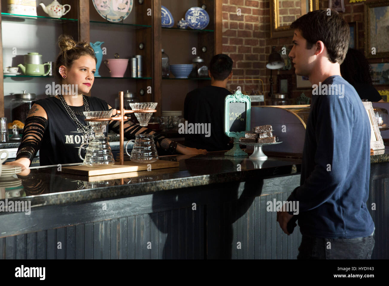 13 REASONS WHY (aka THIRTEEN REASONS WHY), from left: Sosie Bacon ...