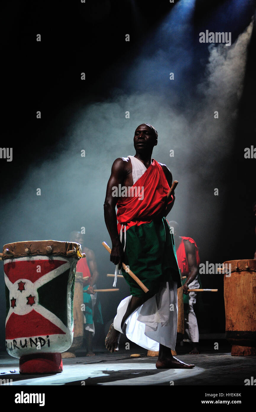 Drummers burundi hi-res stock photography and images - Alamy