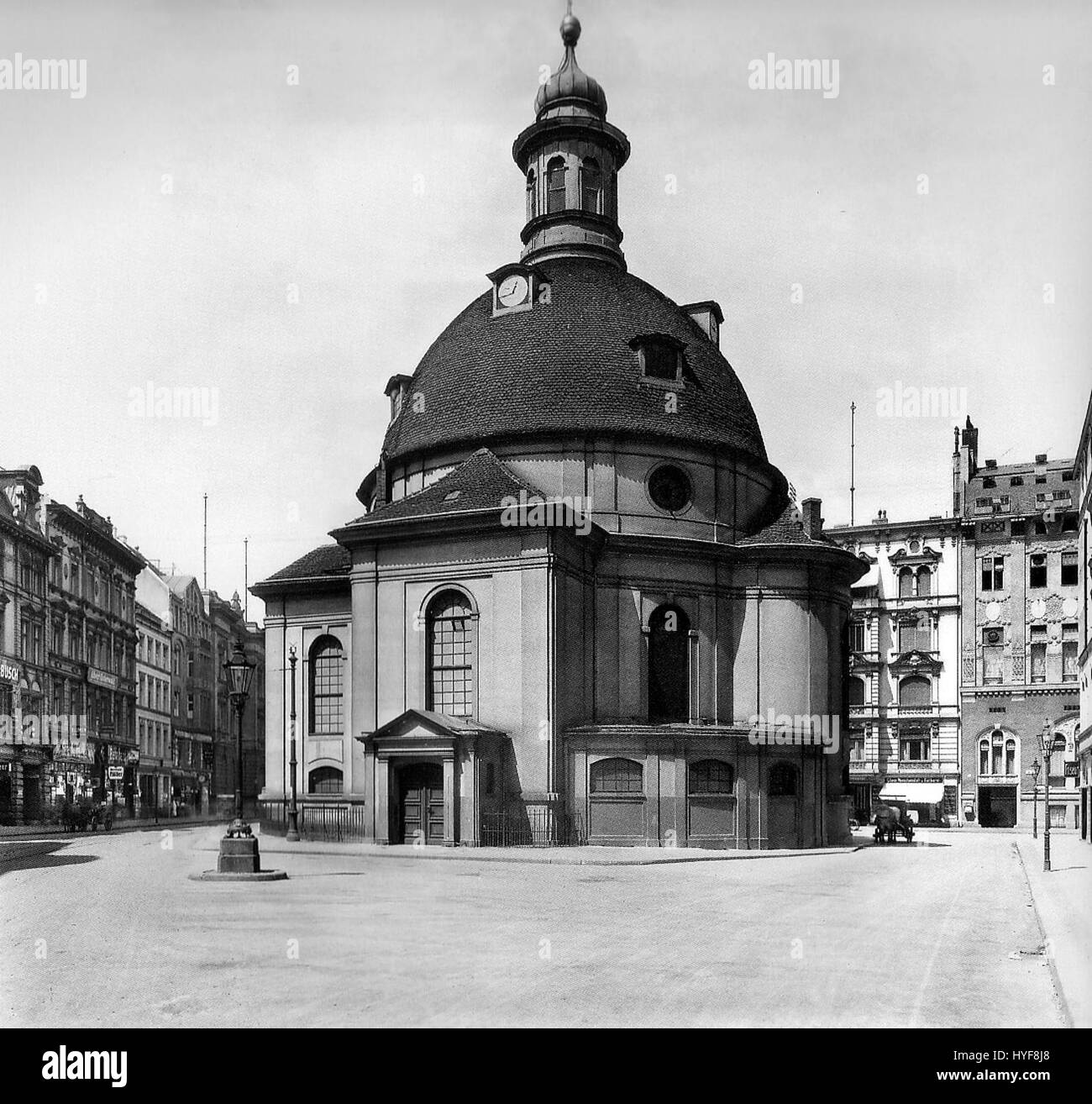 Imposing building in city Black and White Stock Photos & Images - Alamy