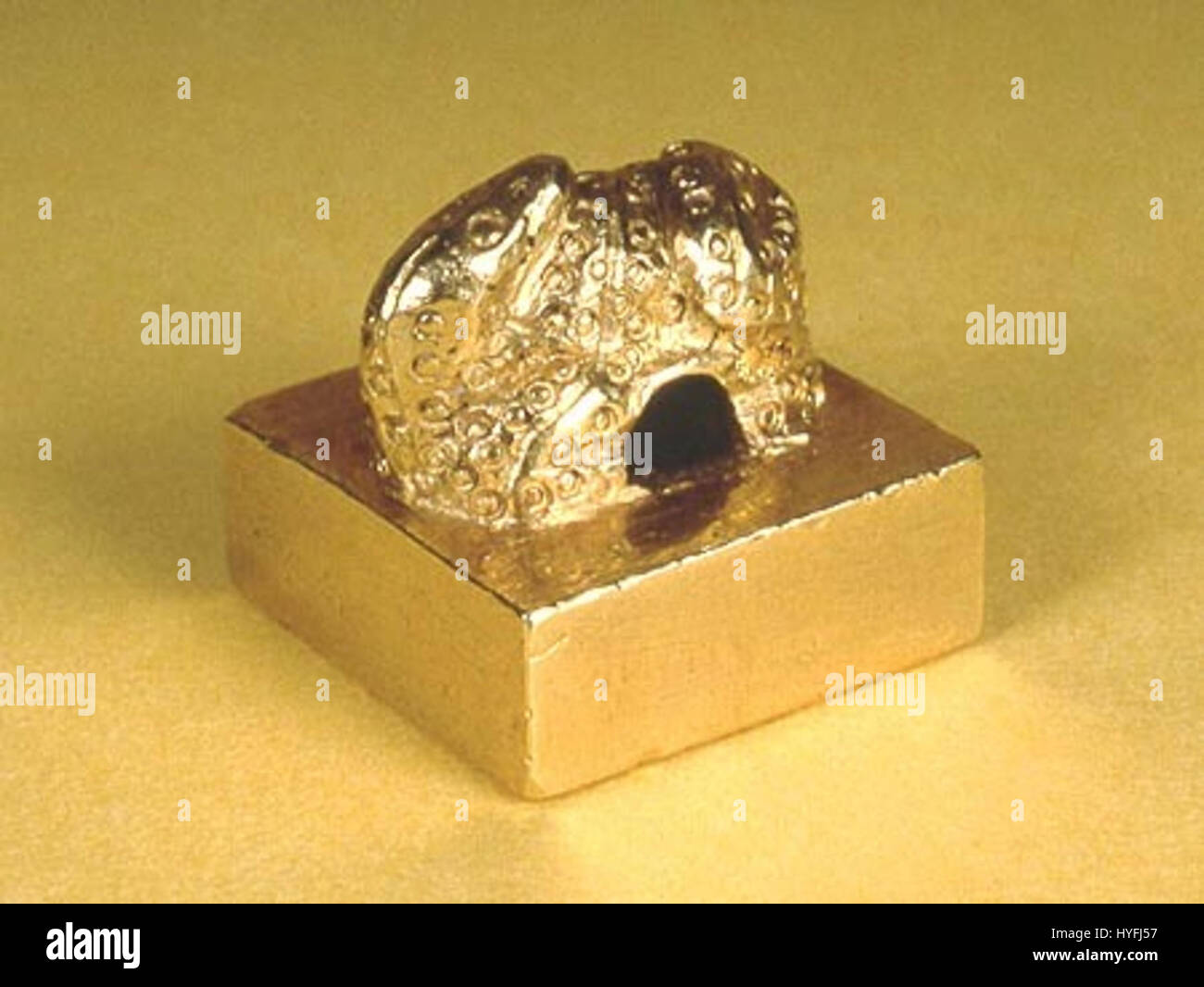 The King of Na gold seal knob is an ancient artifact, likely a symbol ...