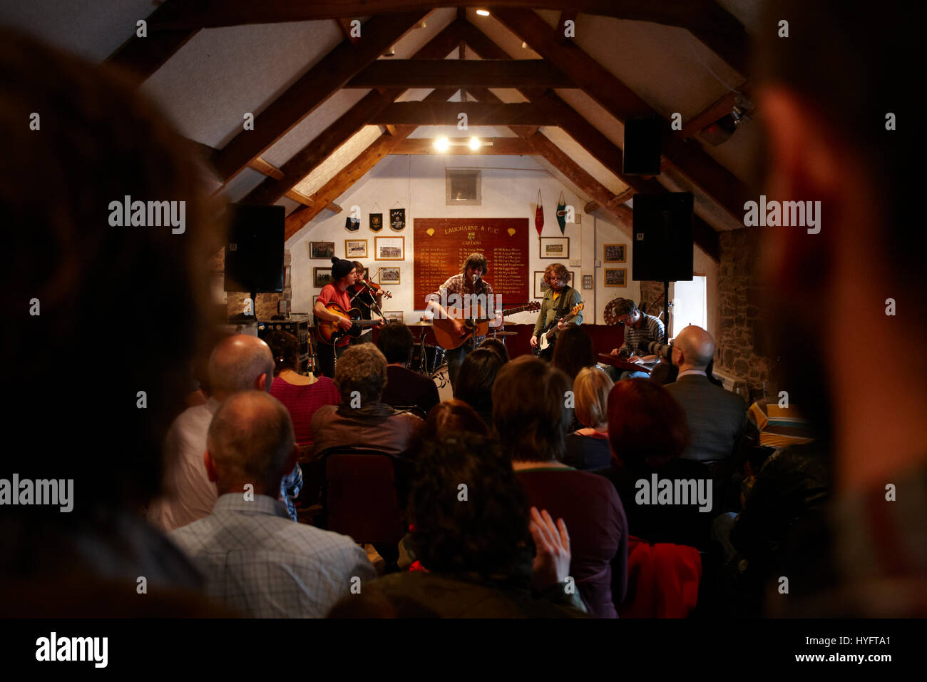 Crowd watching band hi-res stock photography and images - Alamy