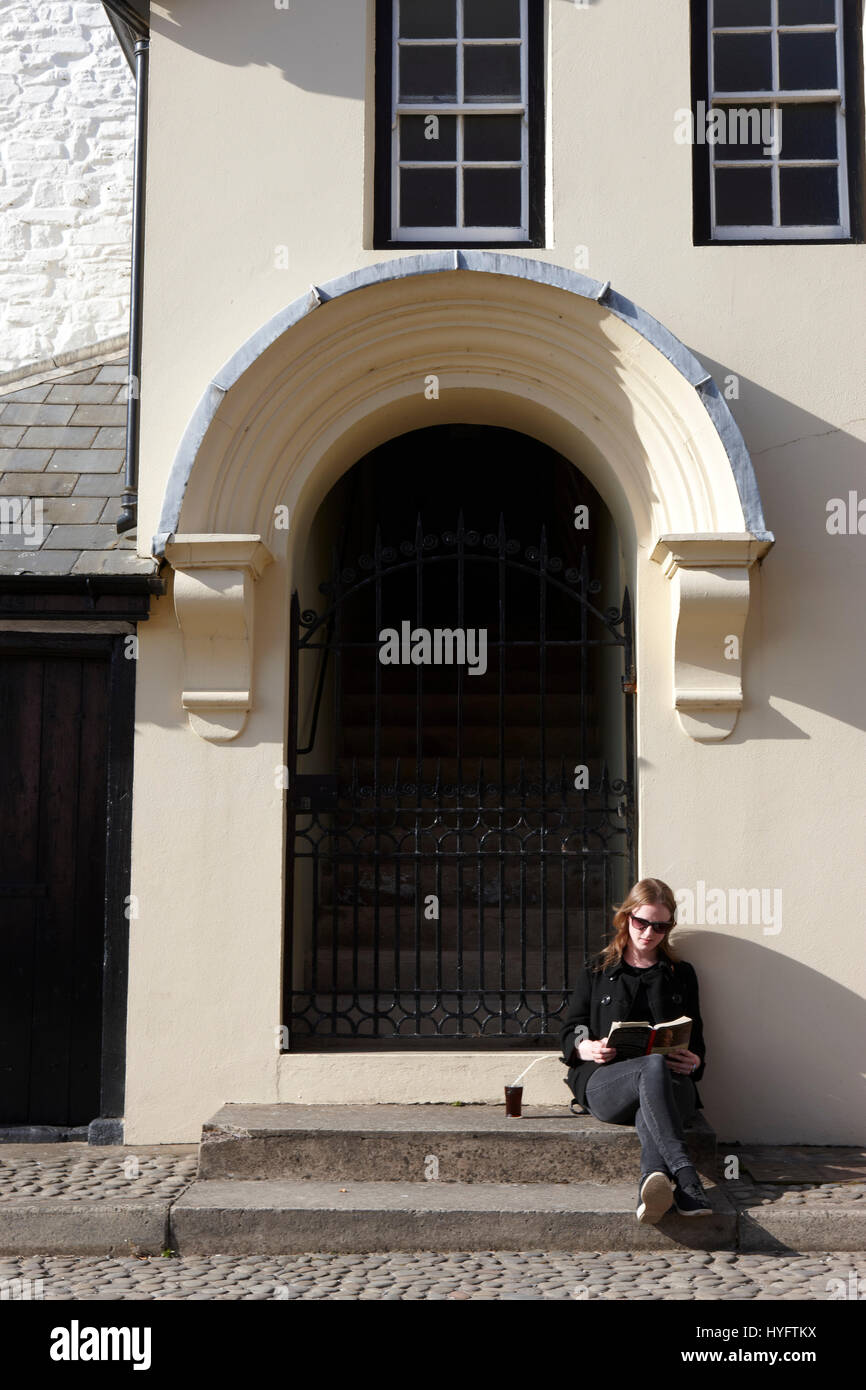Reading in the sun hi-res stock photography and images - Alamy