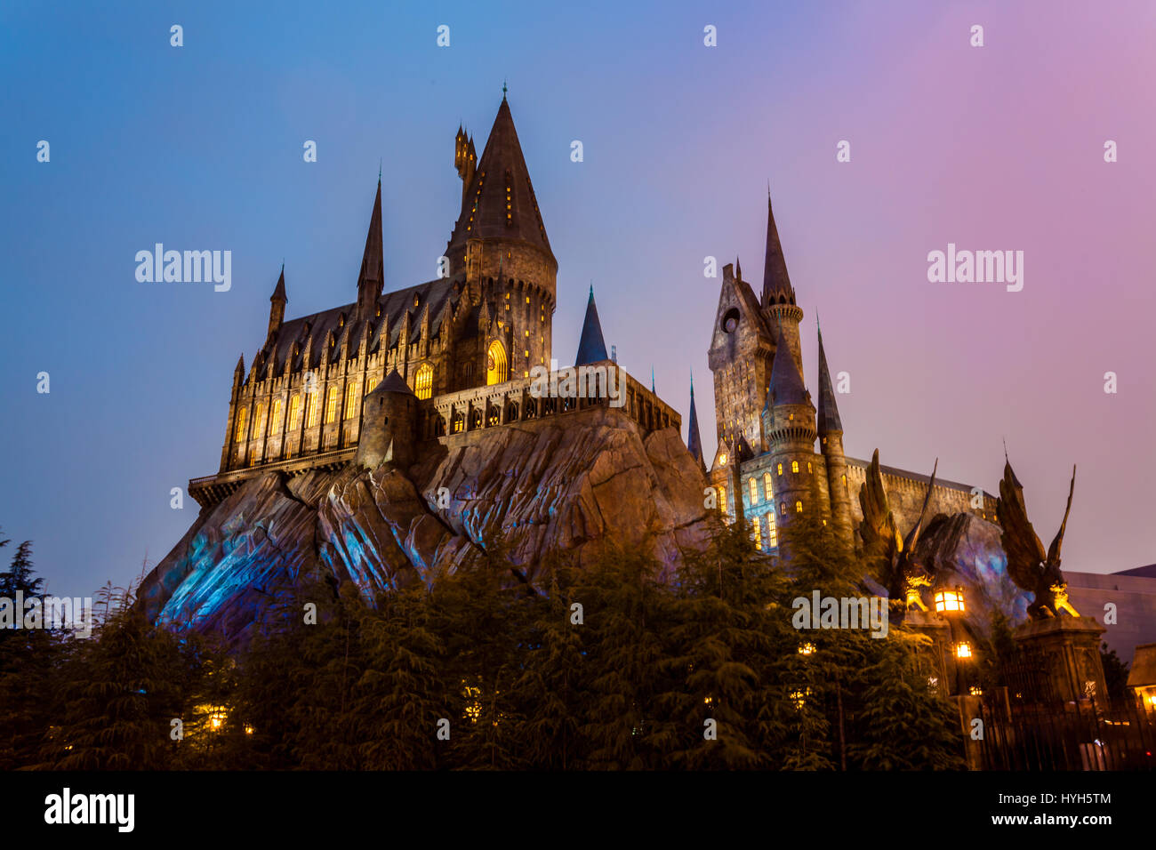 Hogwarts school in harry hi-res stock photography and images - Alamy