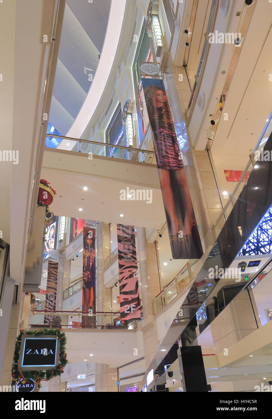 People visit Taipei 101 shopping mall in Taipei Taiwan Stock Photo - Alamy