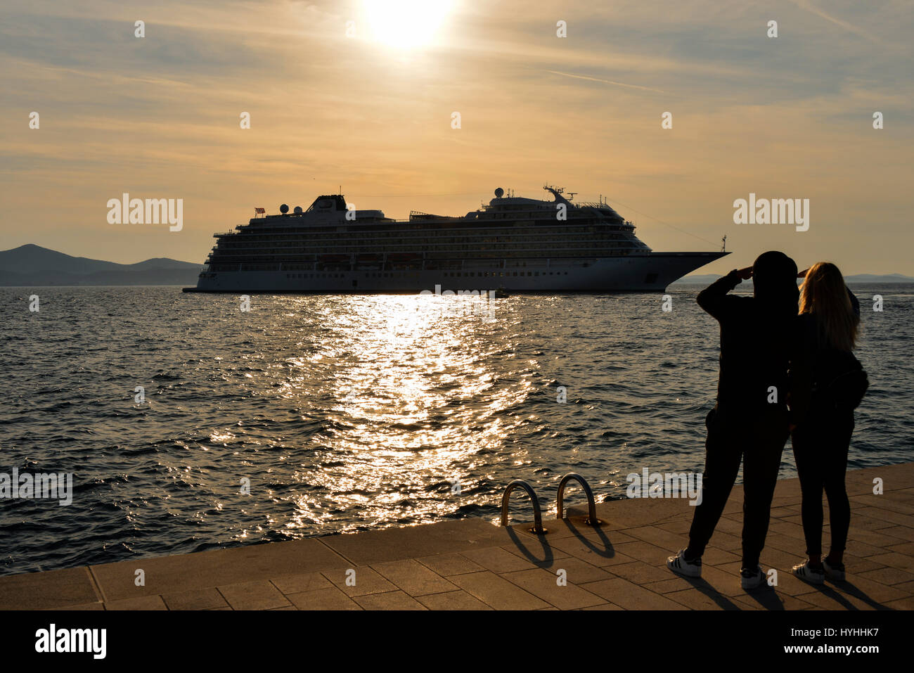 Waving goodbye ship hi-res stock photography and images - Alamy