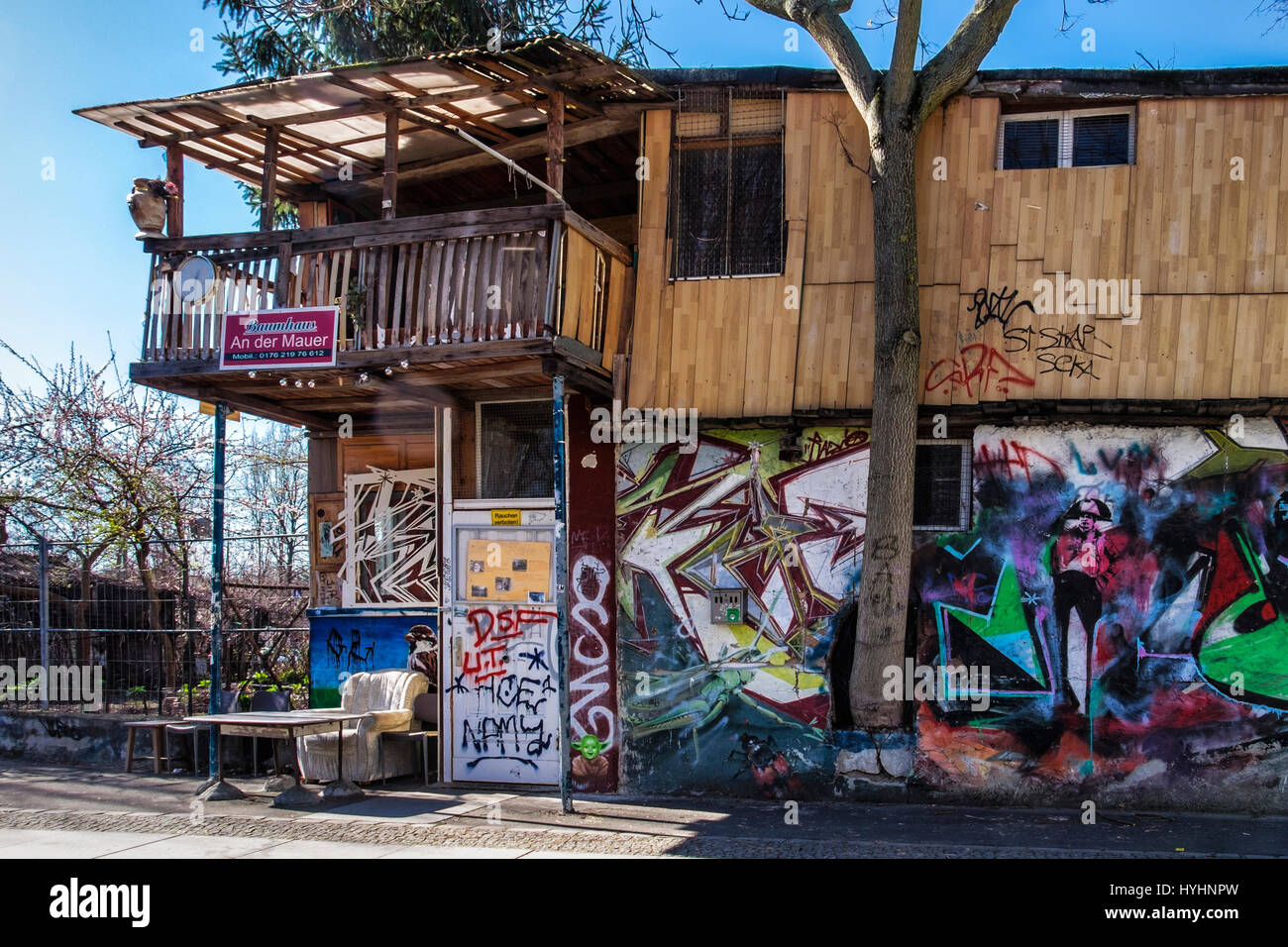 Berlin baumhaus mauer hi-res stock photography and images - Alamy