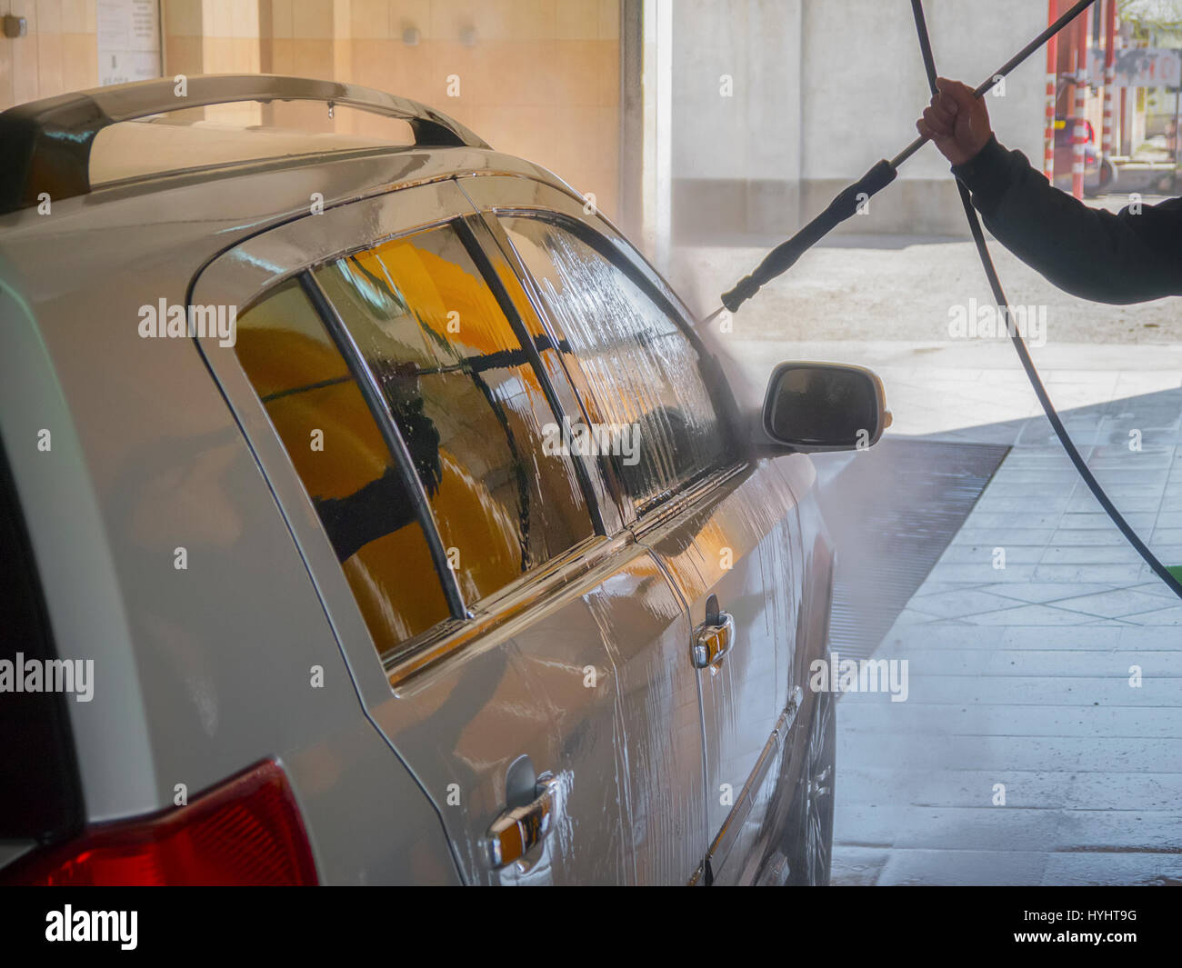 The car wash worker washes a car foto 11 Stock Photo - Alamy