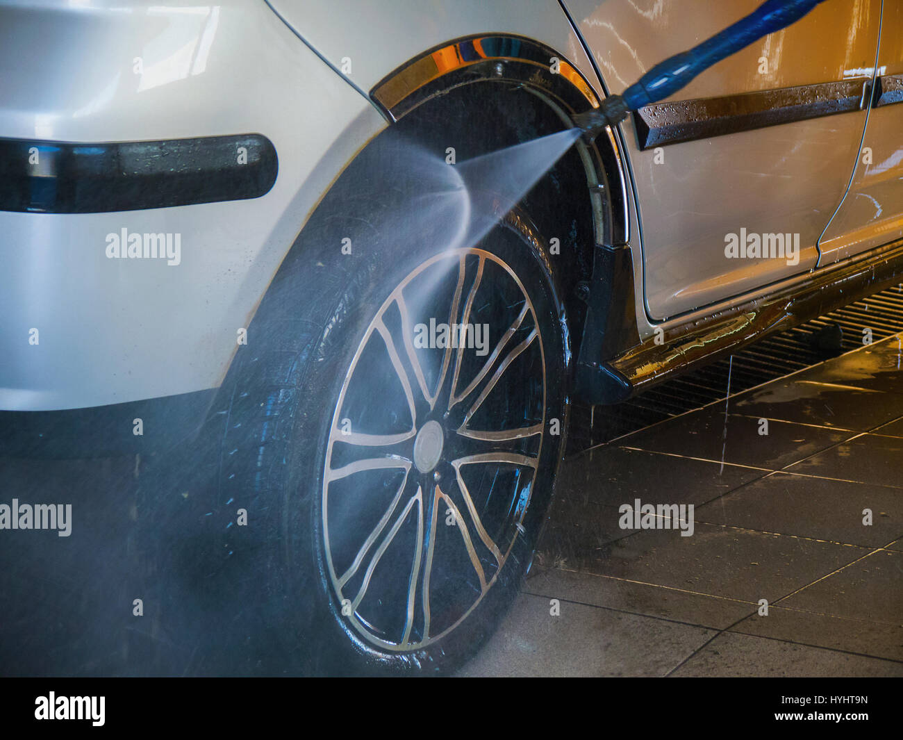 The worker washes water wheel of car Stock Photo - Alamy