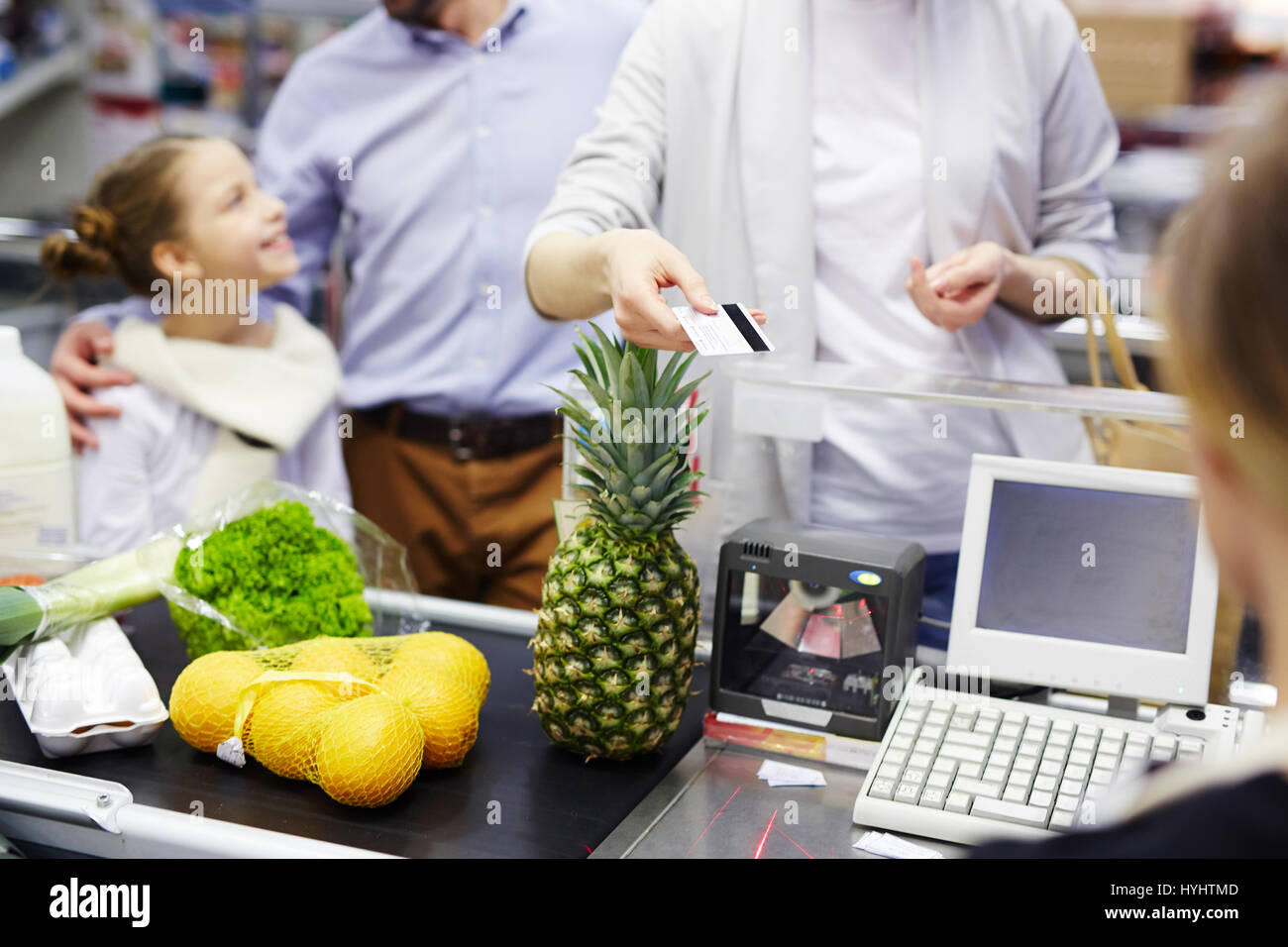 Family supermarket paying credit card hi-res stock photography and ...