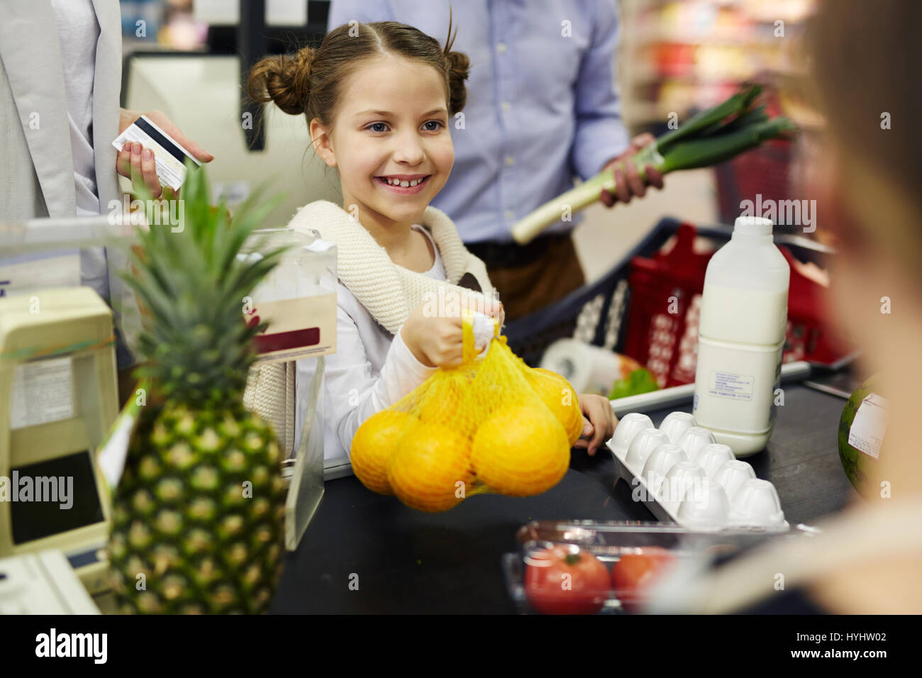 Man grocery checkout box hi-res stock photography and images - Alamy