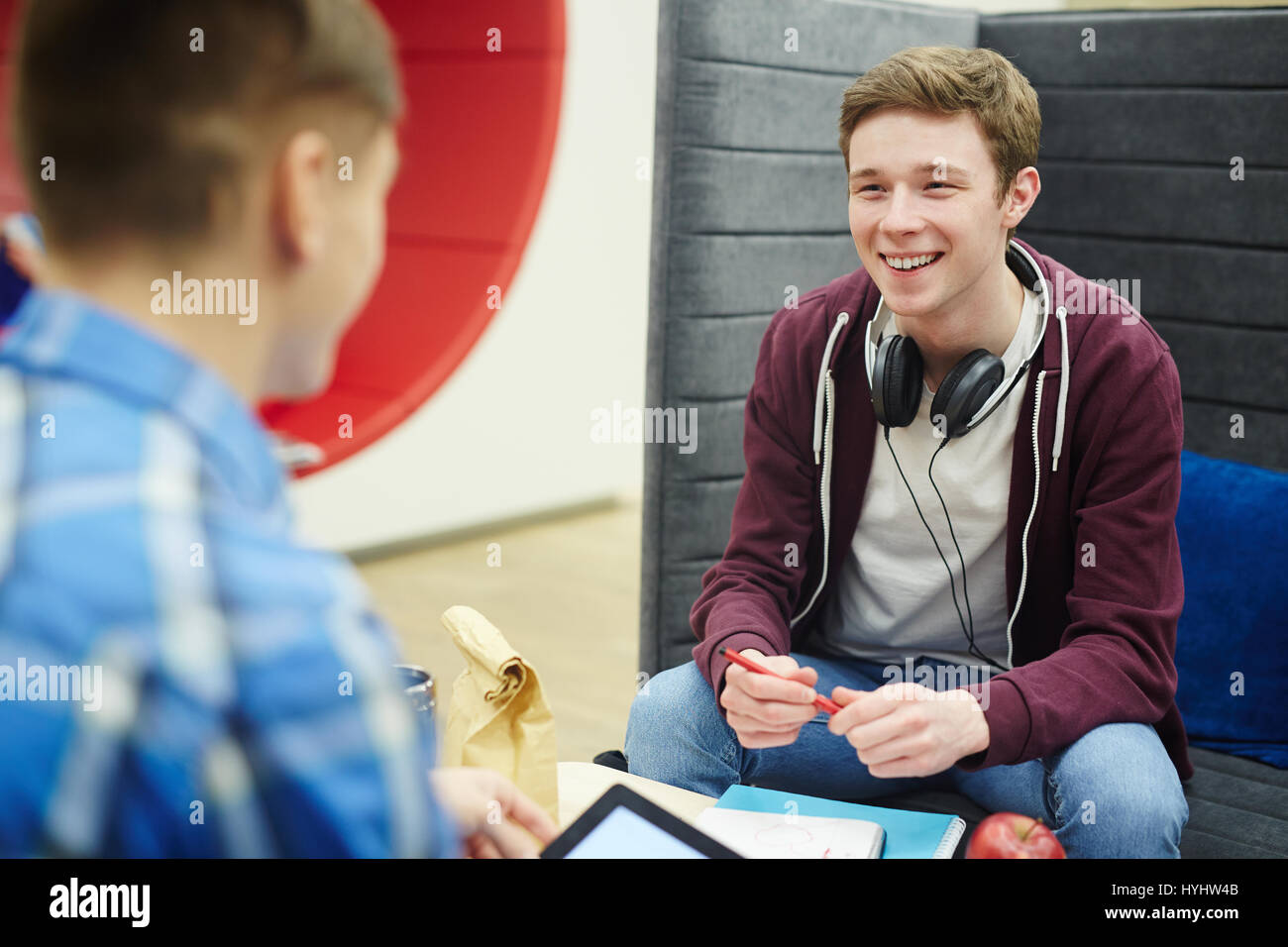 University students hall talking hi-res stock photography and images ...