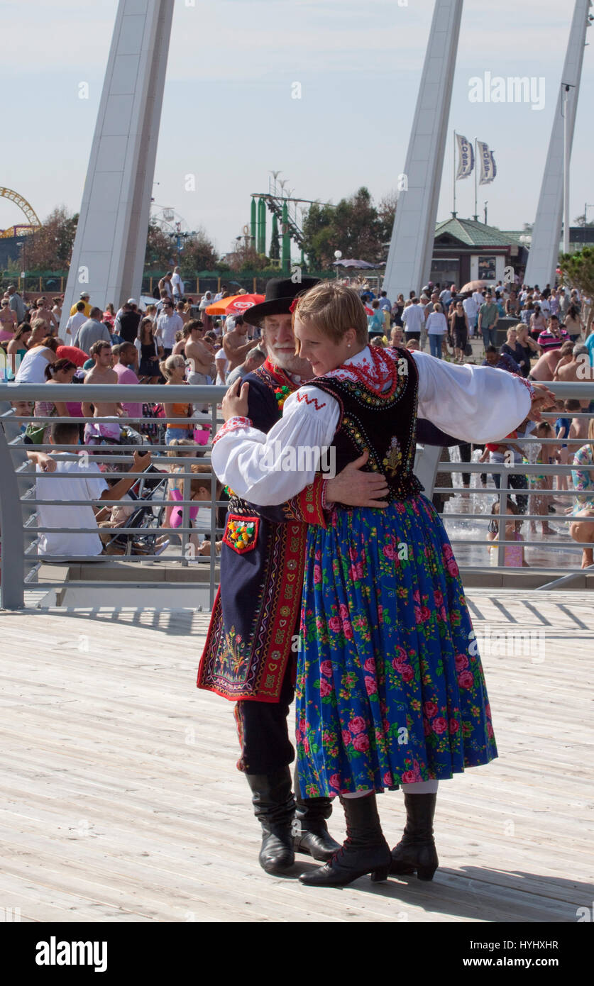 Polish dancing hi-res stock photography and images - Alamy