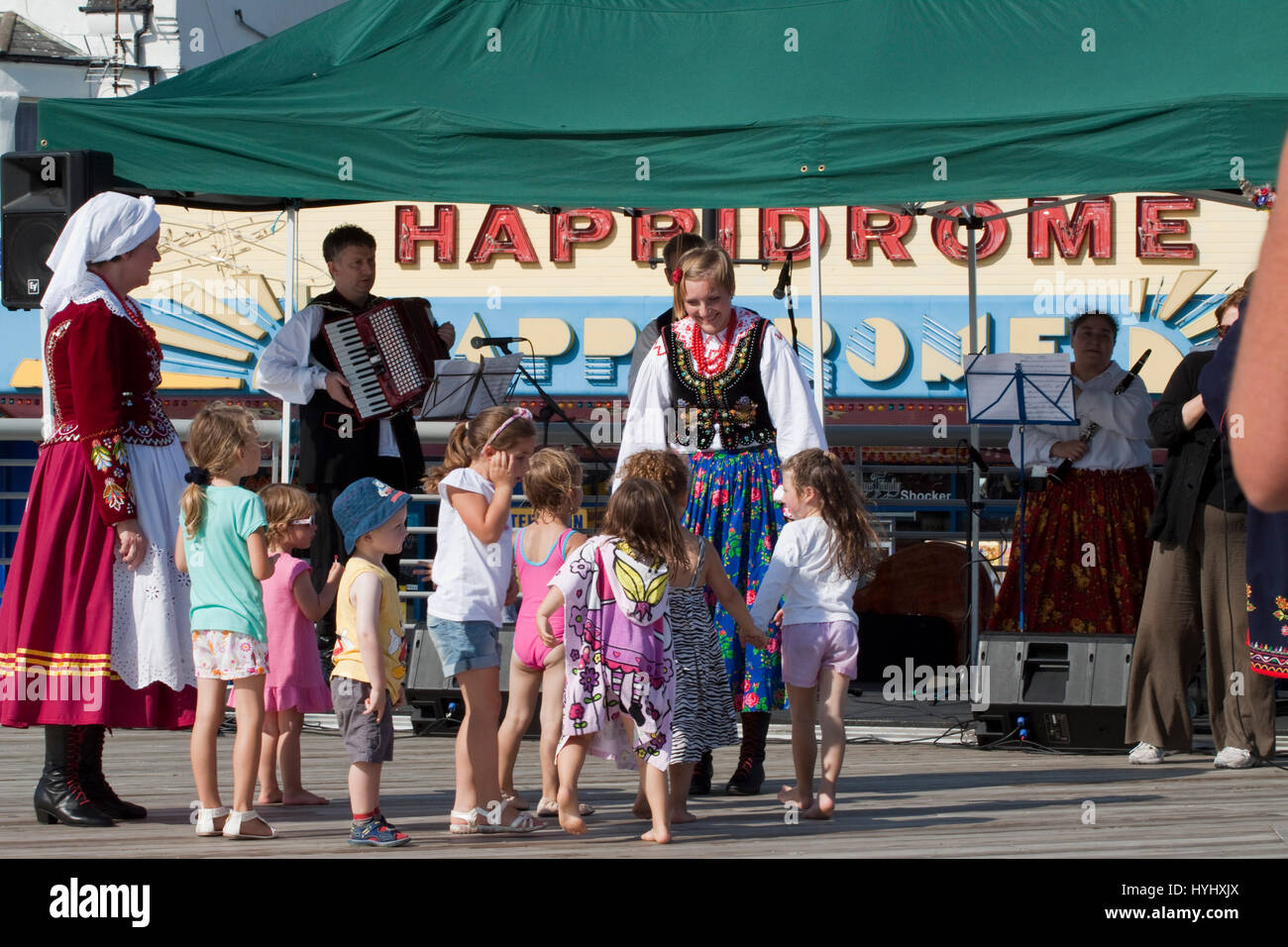 Polish folk dance children hi-res stock photography and images - Alamy