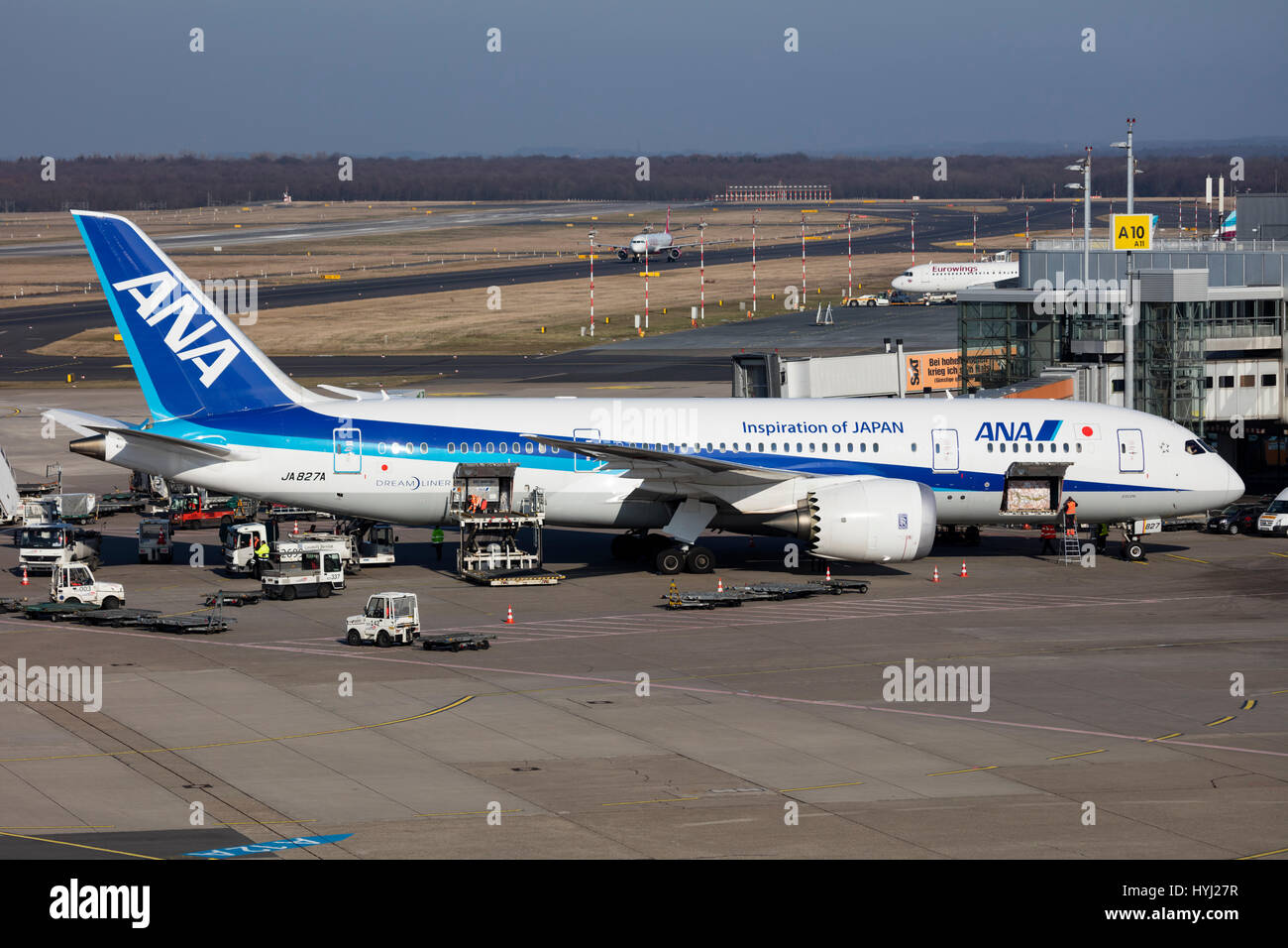 Boeing 787 dreamliner side view hi-res stock photography and images - Alamy