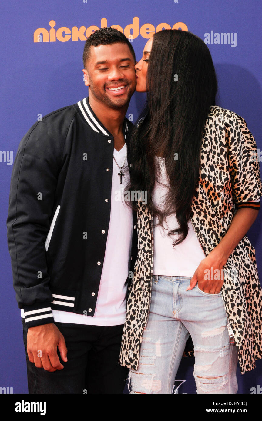 Couple Russell Wilson and singer Ciara kissing at the 2015 Nickelodeon ...