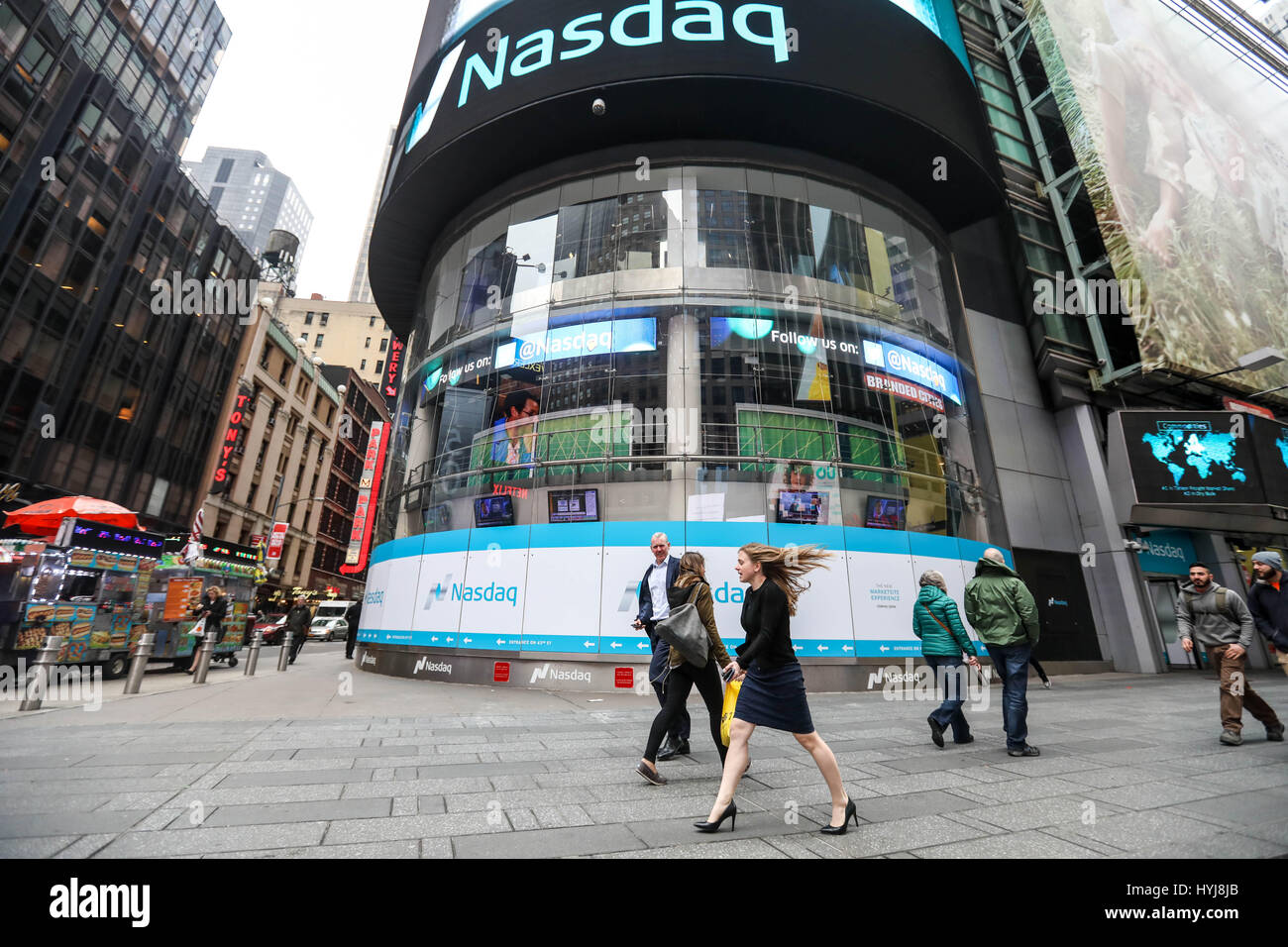 Nasdaq times square hi-res stock photography and images - Alamy