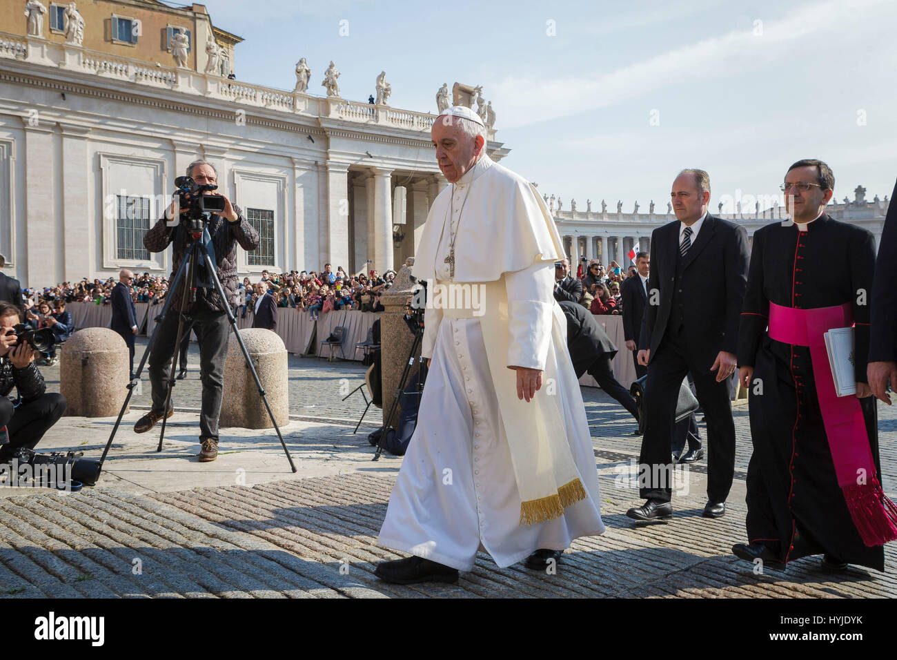 Vatican City, Vatican. 05th Apr, 2017. Pope Francis leads his Weekly ...