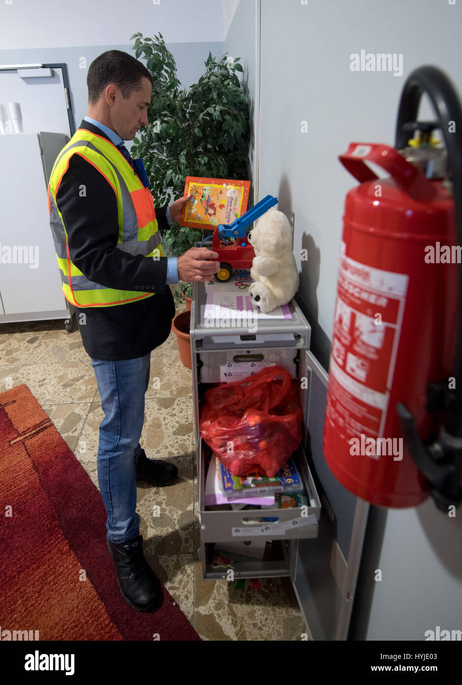 Schkeuditz, Germany. 5th Apr, 2017. Federal police officer Lars Rose ...