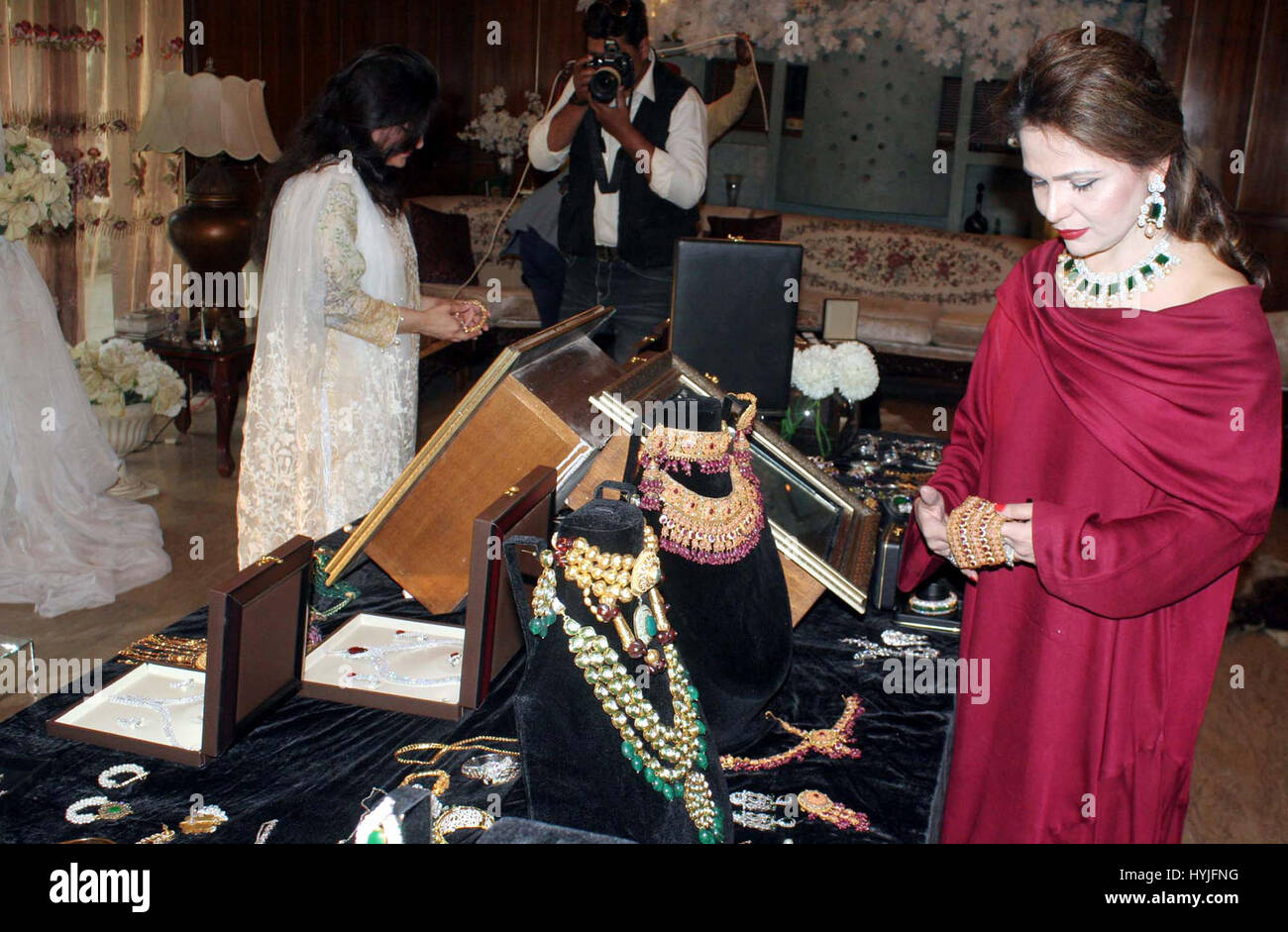 Visitors take keen interest in diamond jewelries during Diamond Jewelry ...