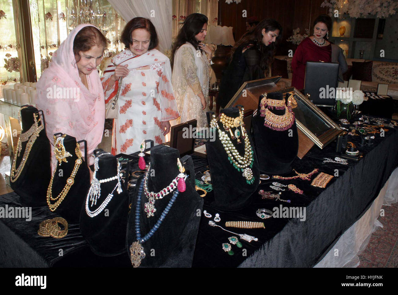 Visitors take keen interest in diamond jewelries during Diamond Jewelry ...