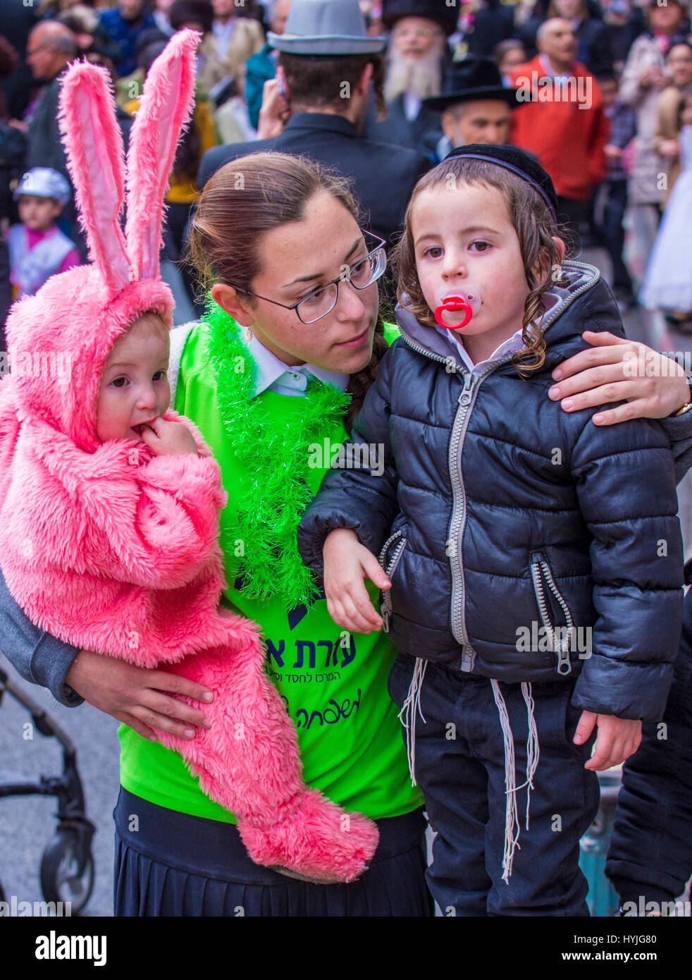 Religious jewish family celebrates hi-res stock photography and images ...