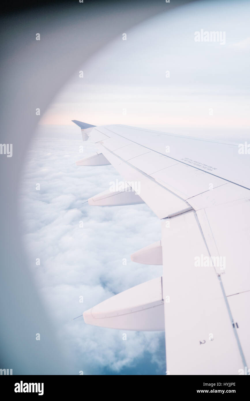 View of the wing of a plane on the flight between Chicago and New York ...