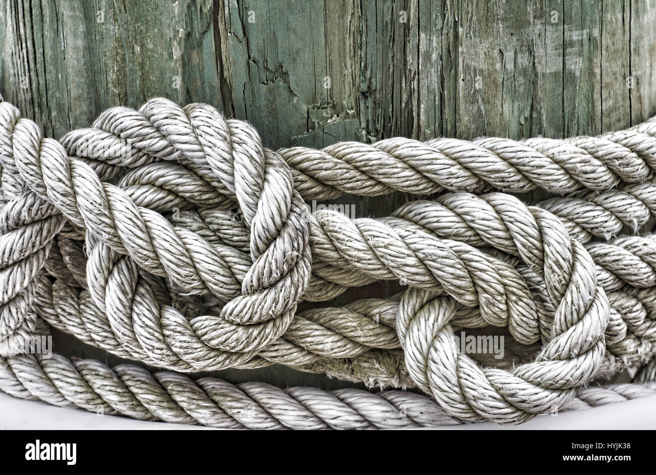 Think rope tied around dock piling Stock Photo - Alamy