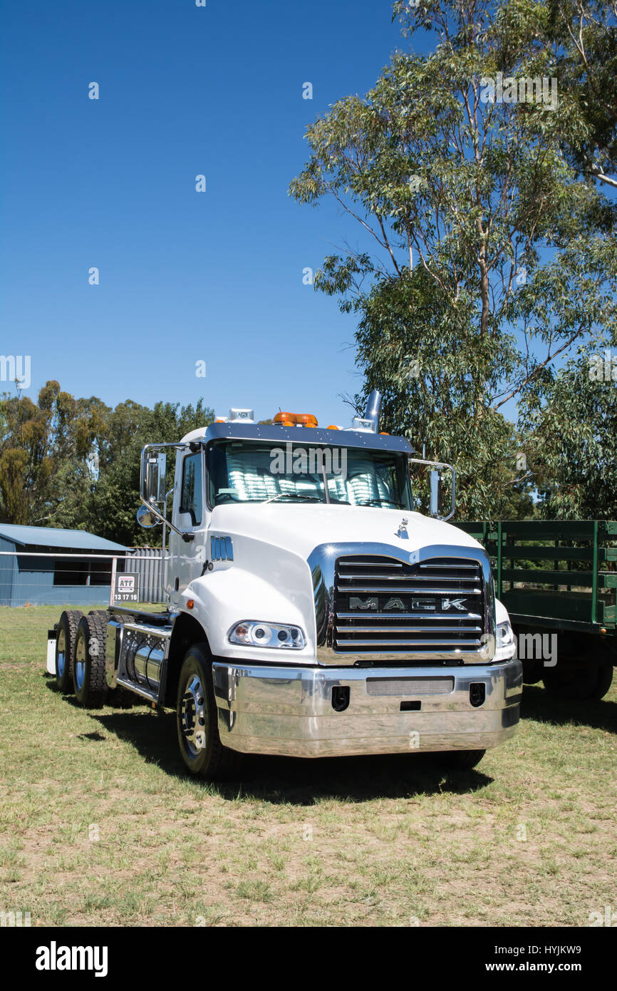 Mack truck hi-res stock photography and images - Alamy