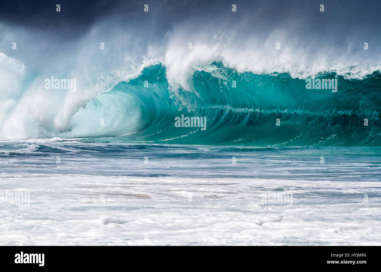 Big wave hawaii tube hi-res stock photography and images - Alamy