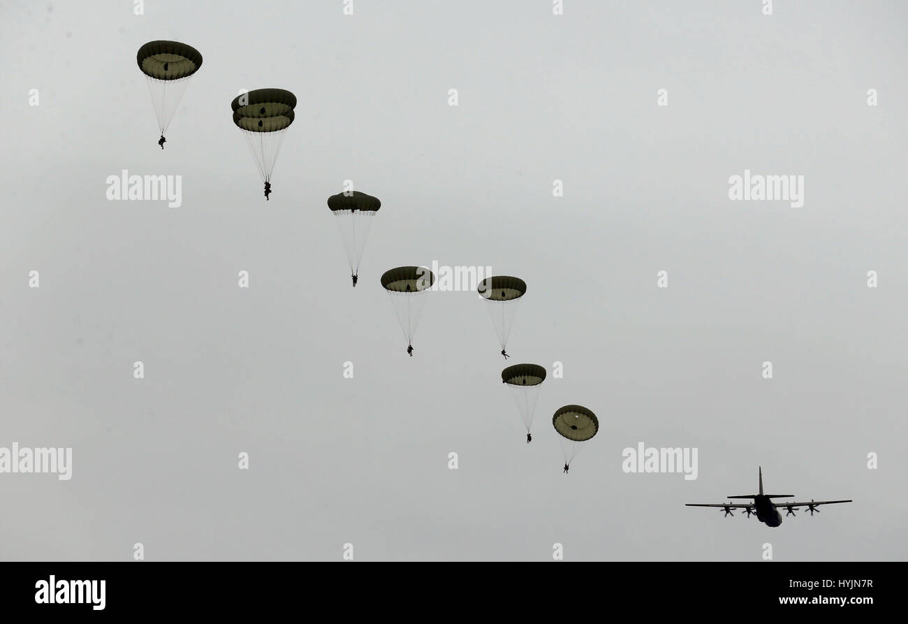 Members of 16 Air Assault Brigade deploy by parachute onto Stanta ...