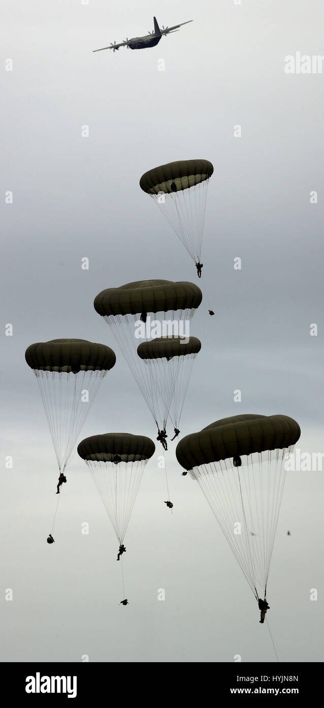 Members of 16 Air Assault Brigade deploy by parachute onto Stanta ...