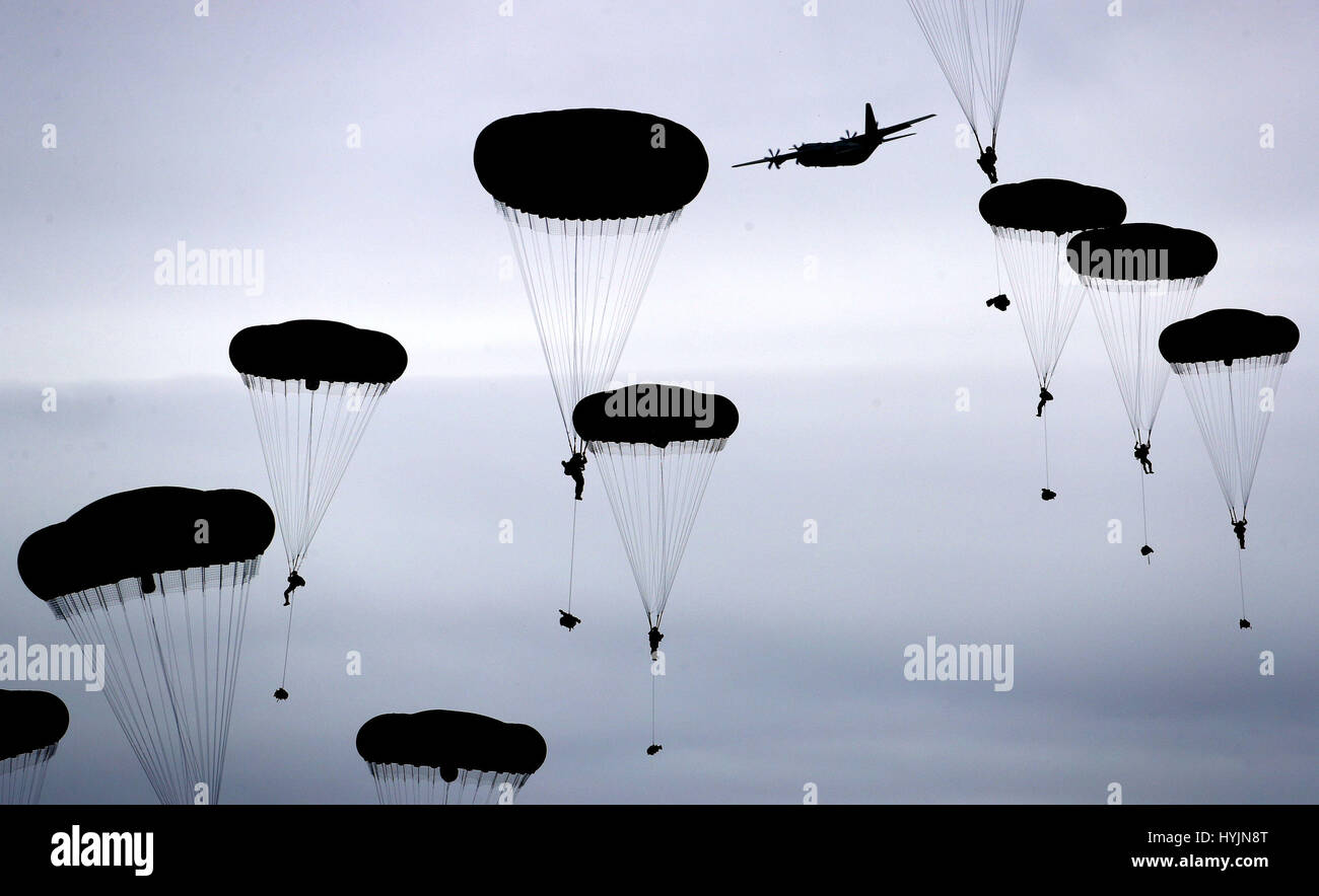 Parachute onto stanta ranges thetford hi-res stock photography and ...