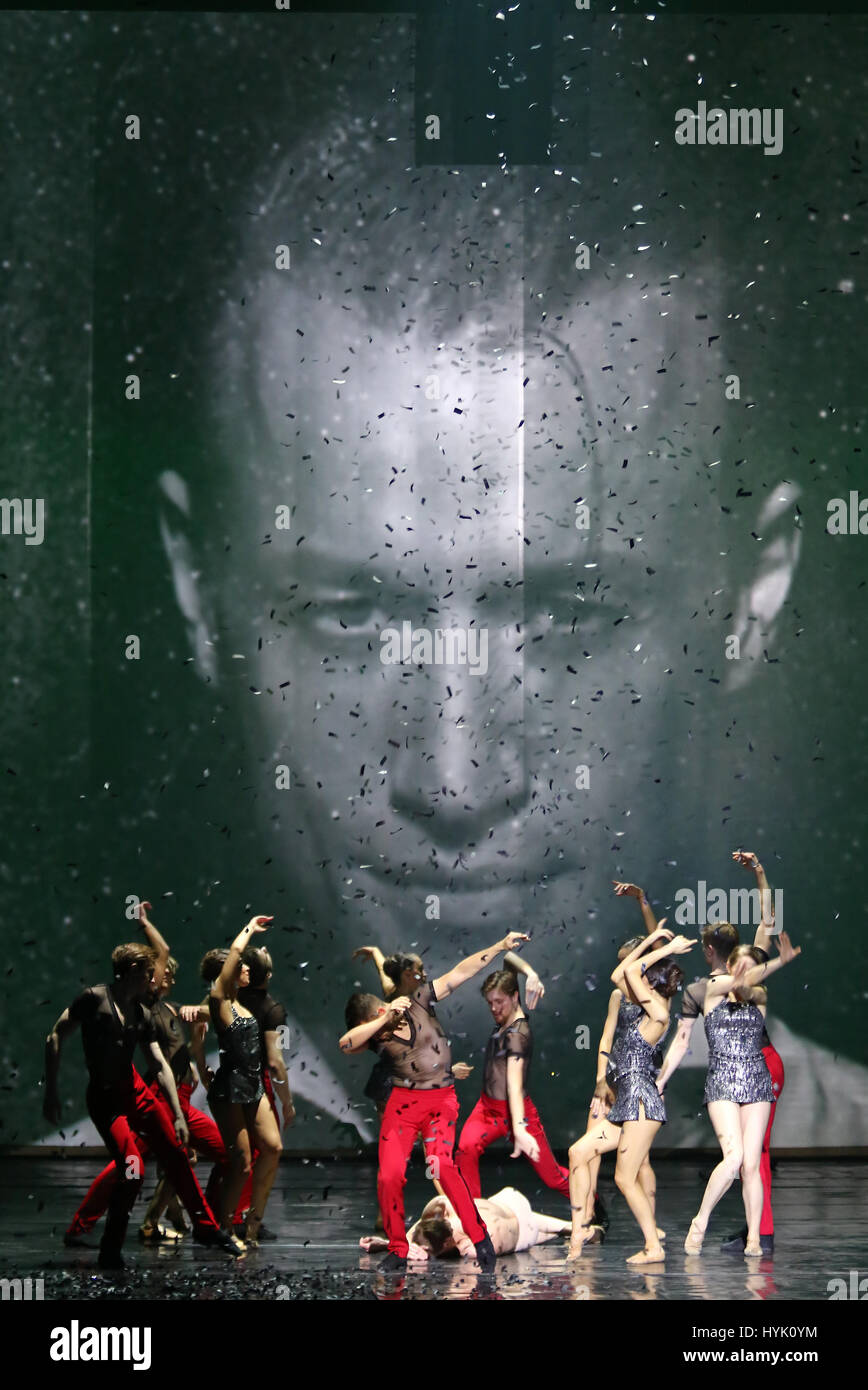 Professional ballet dancers hi-res stock photography and images - Alamy