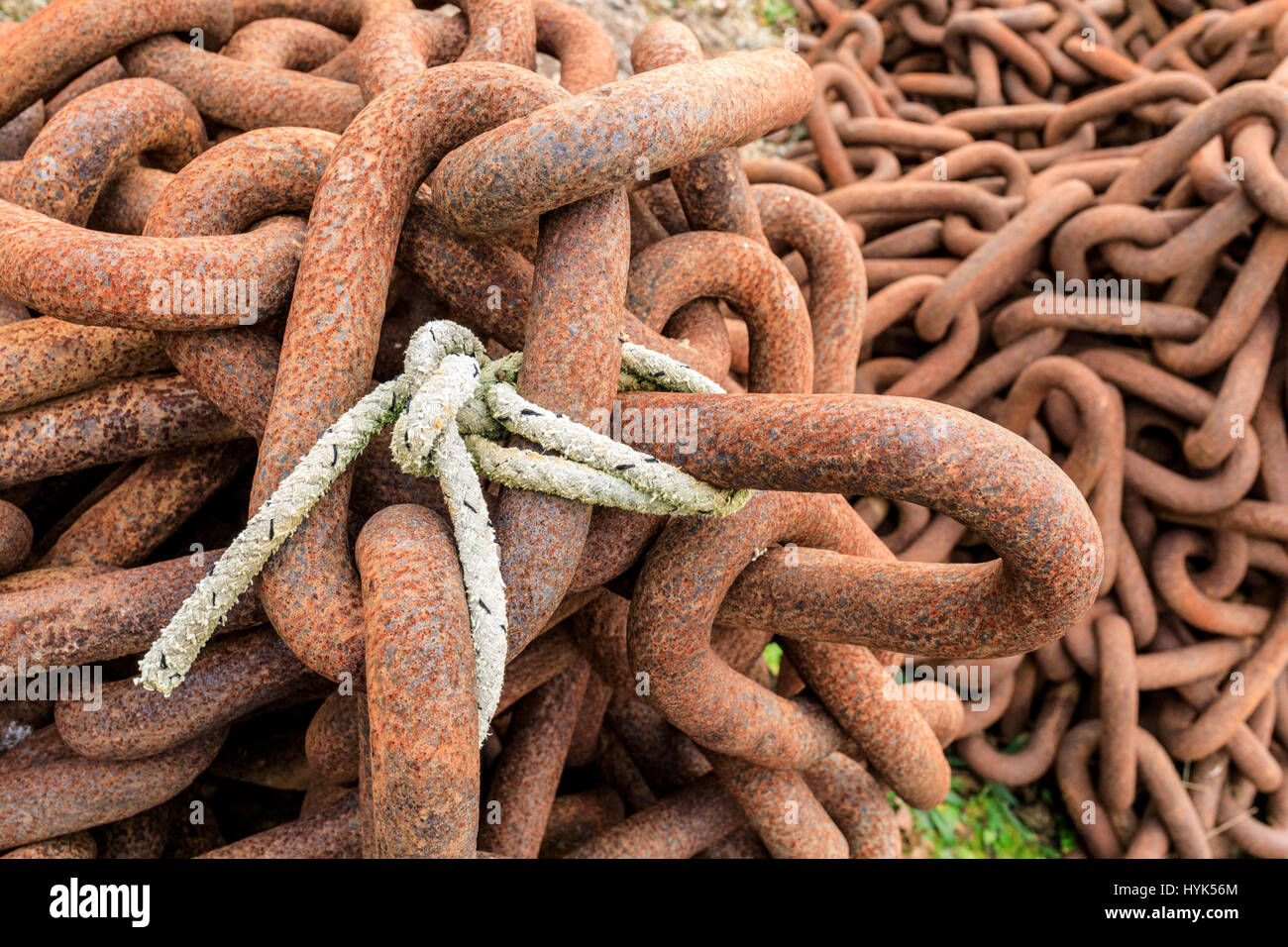 Chain links and rope tied Stock Photo - Alamy