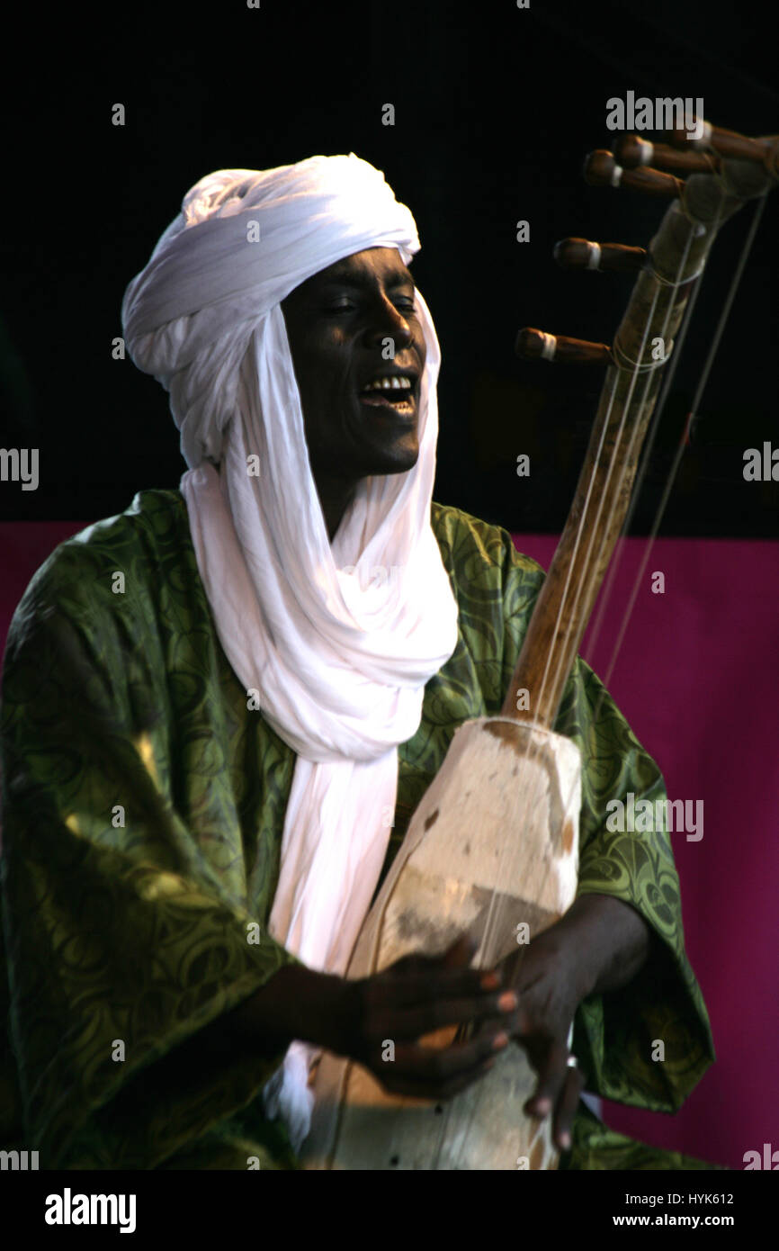 Mamane Barka- nomadic musician- Mamane Barka, performing on the biram ...