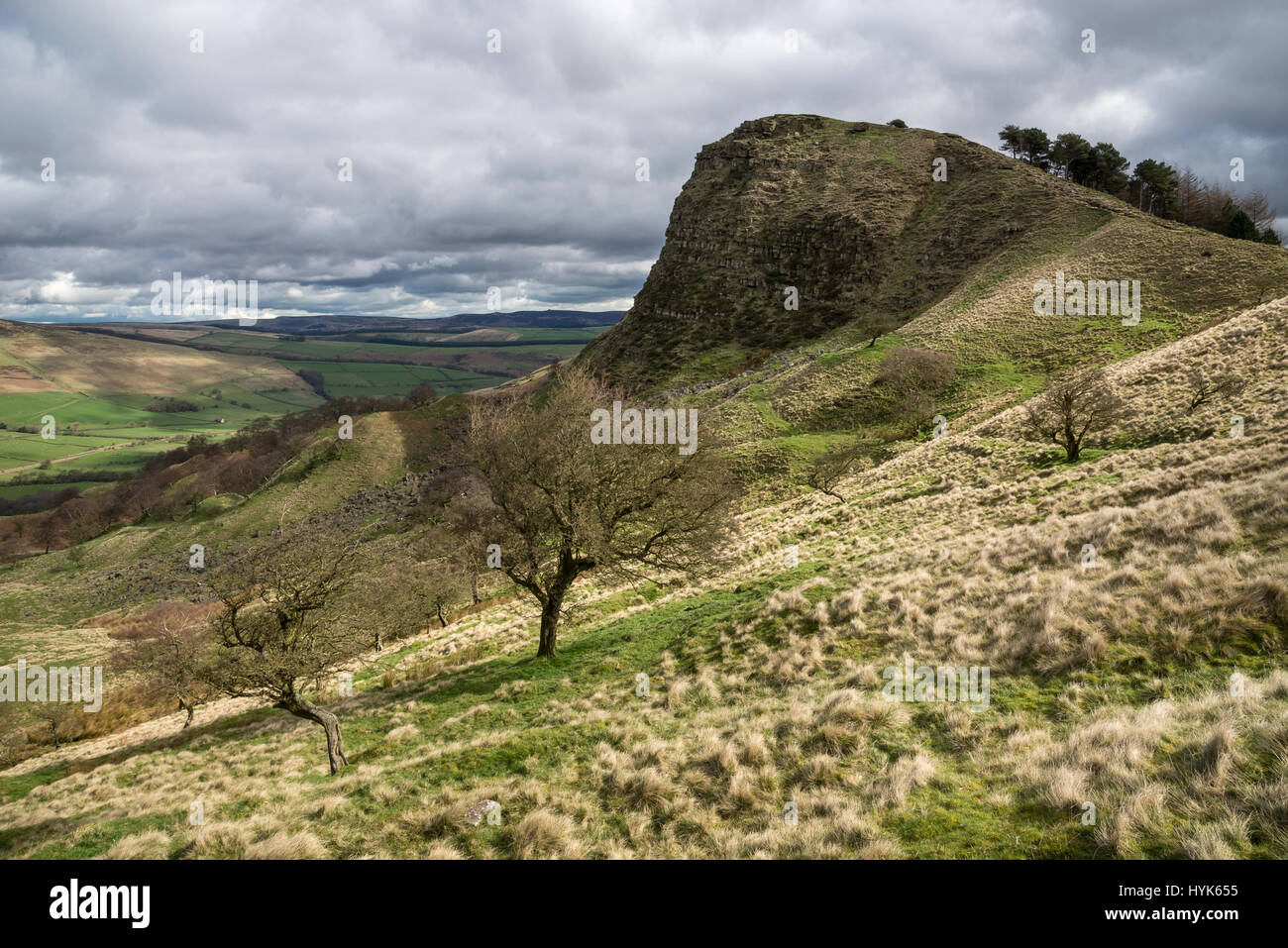 A sunny spring day at Back Tor on the great ridge, Peak District ...