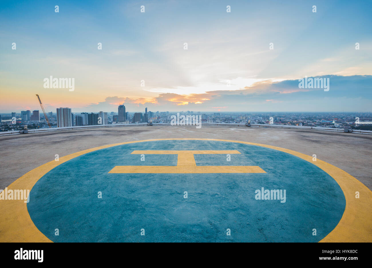 Rooftop heliport hi-res stock photography and images - Alamy