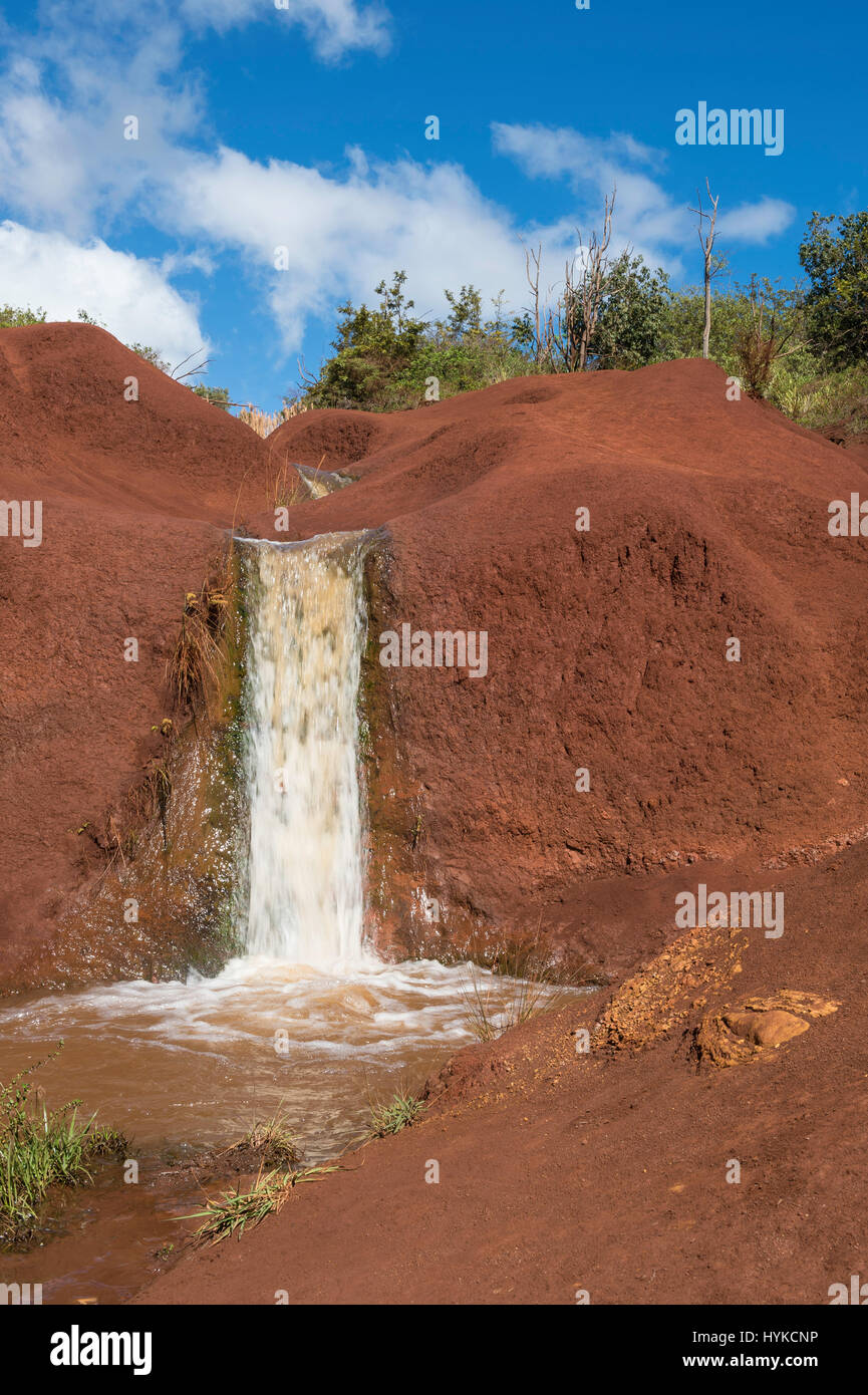 Roadside waterfall in red rocks, Koke'e State Park, Waimea Canyon ...
